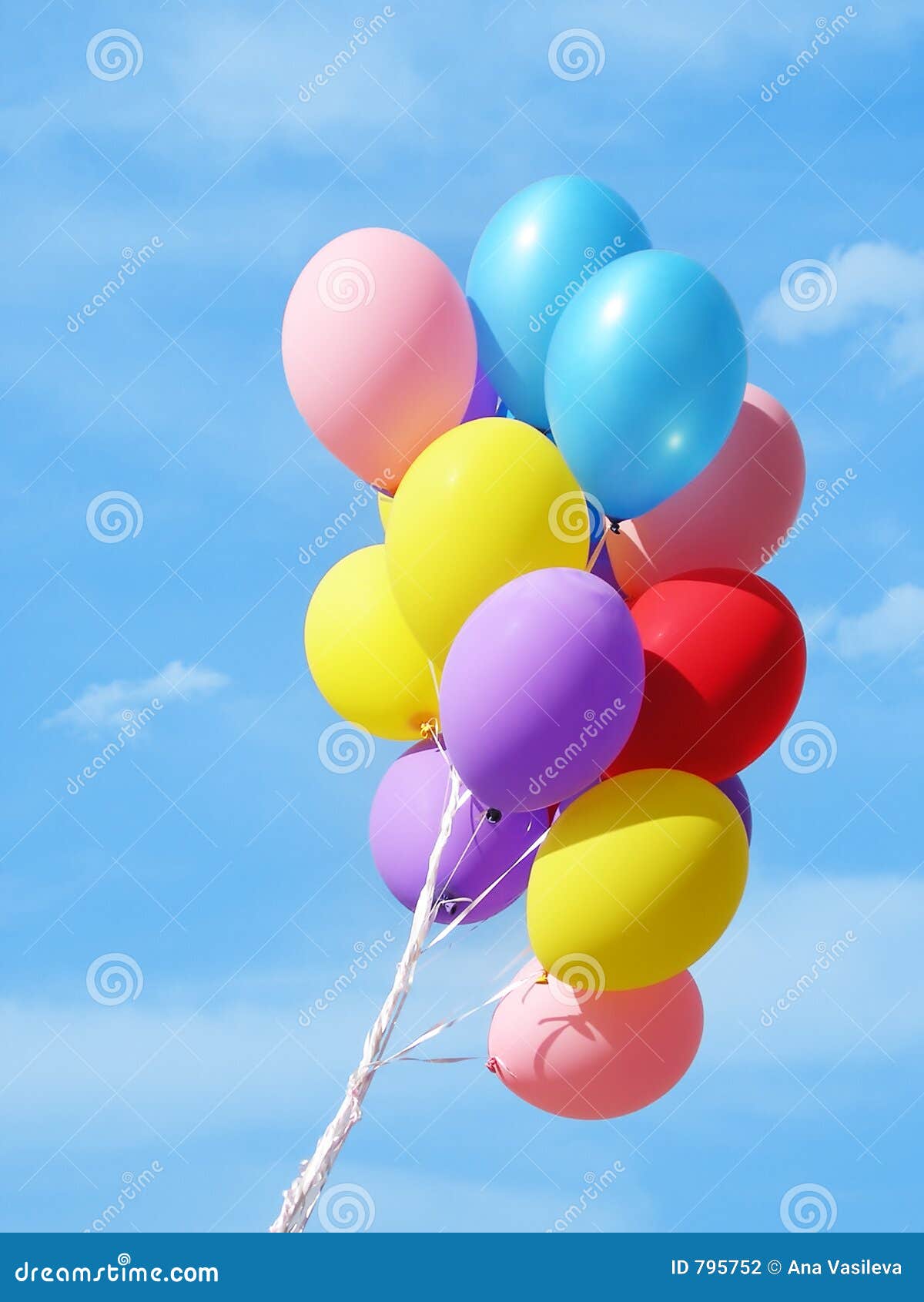 Bunte Ballone gegen Himmel stockfoto. Bild von spiel, spielzeug - 795752