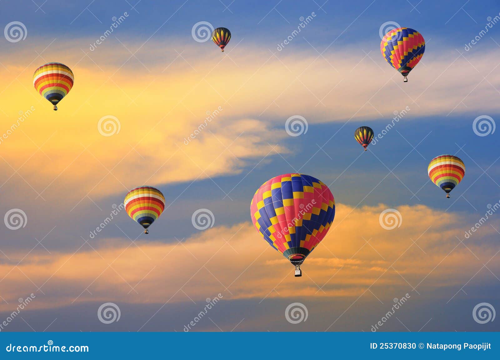 Bunte Ballone Mit Drastischem Himmel Stockfoto - Bild von drastisch ...