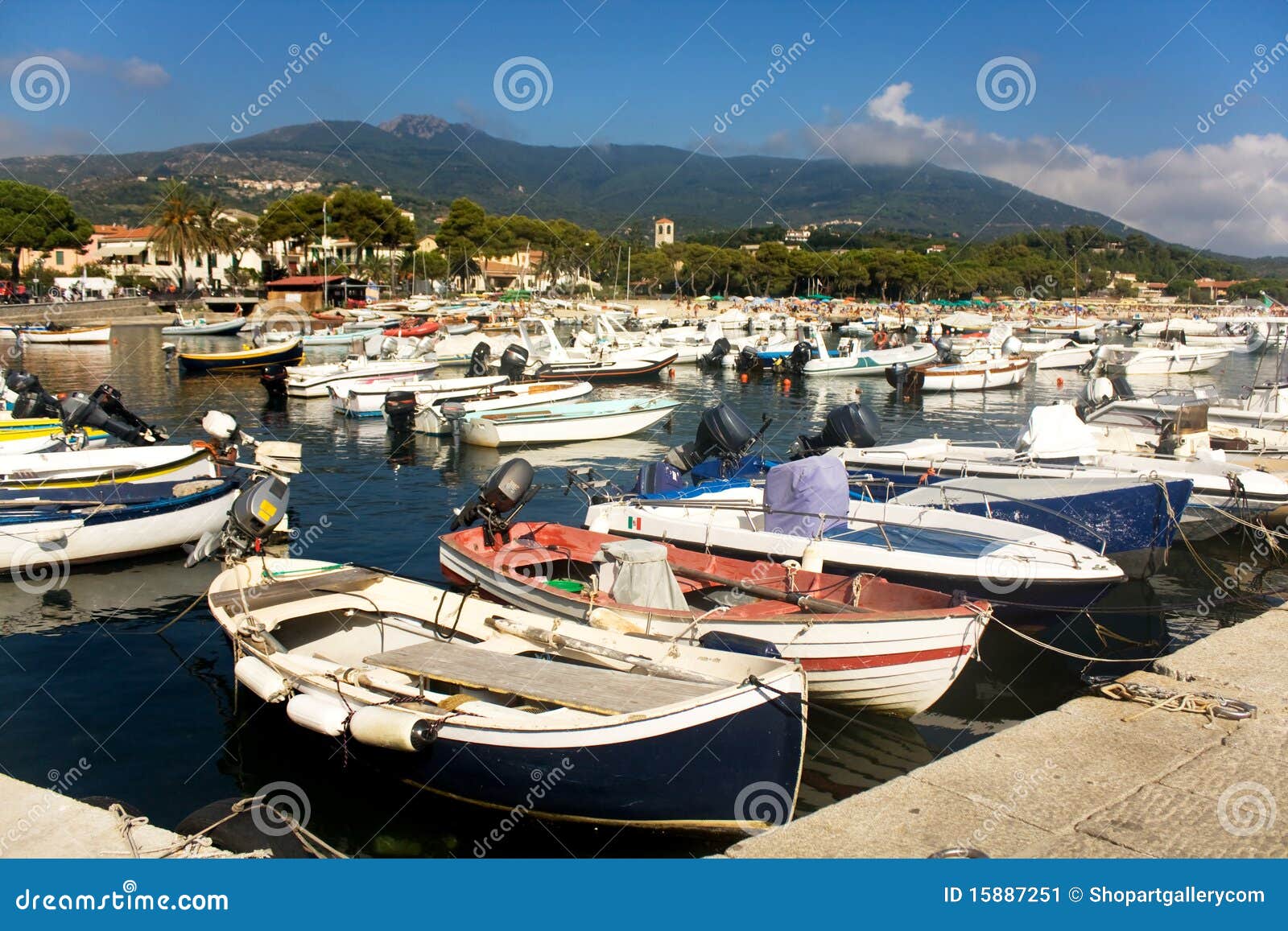 Bunte Boote in Marina Di Campo Harbor Stockbild - Bild von boot ...