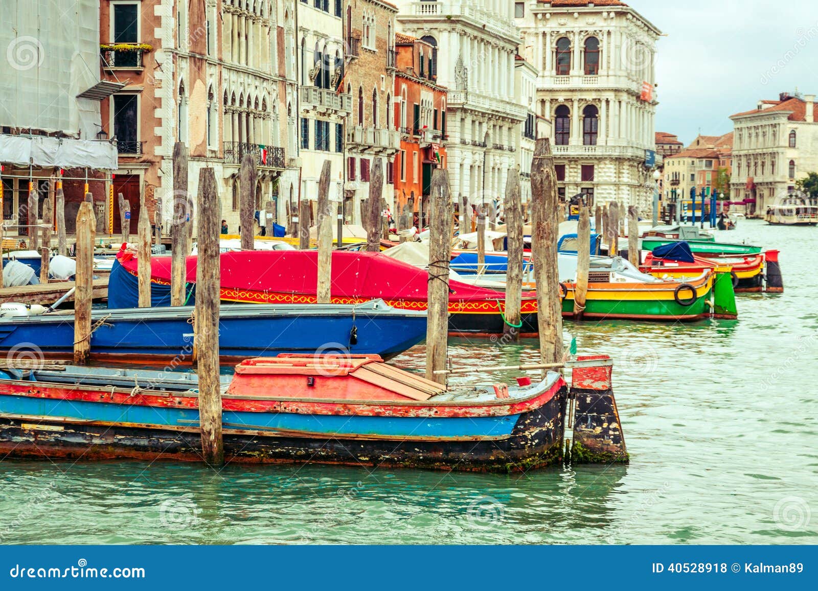 Bunte Boote in Venedig, Italien Stockfoto - Bild von historisch ...