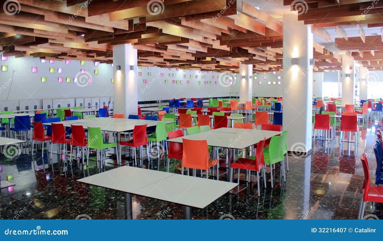 Bunte Cafeteria stockbild. Bild von nahrung, kantine - 32216407