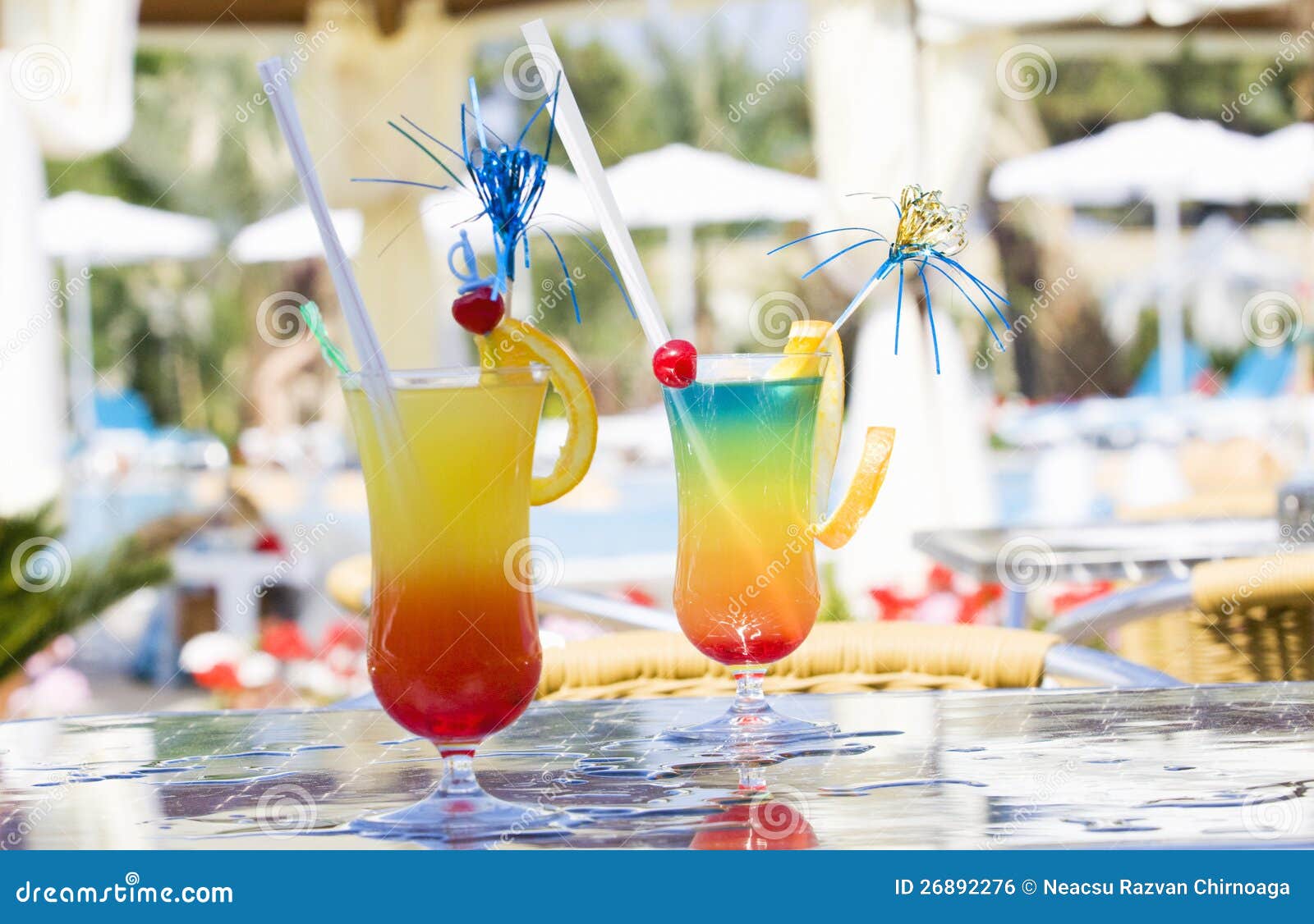 Bunte Cocktails stockfoto. Bild von zitrusfrucht, verzierung - 26892276