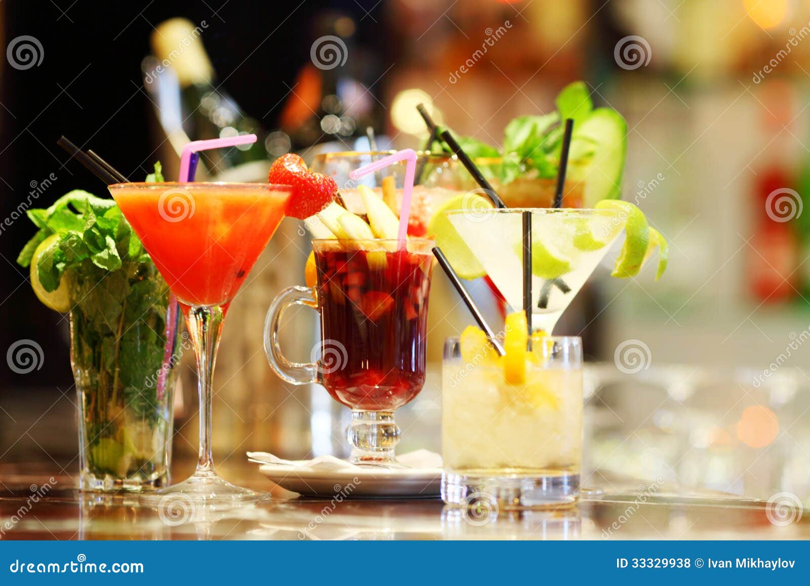 Bunte Cocktails stockfoto. Bild von olivgrün, kalk, nachtklub - 33329938