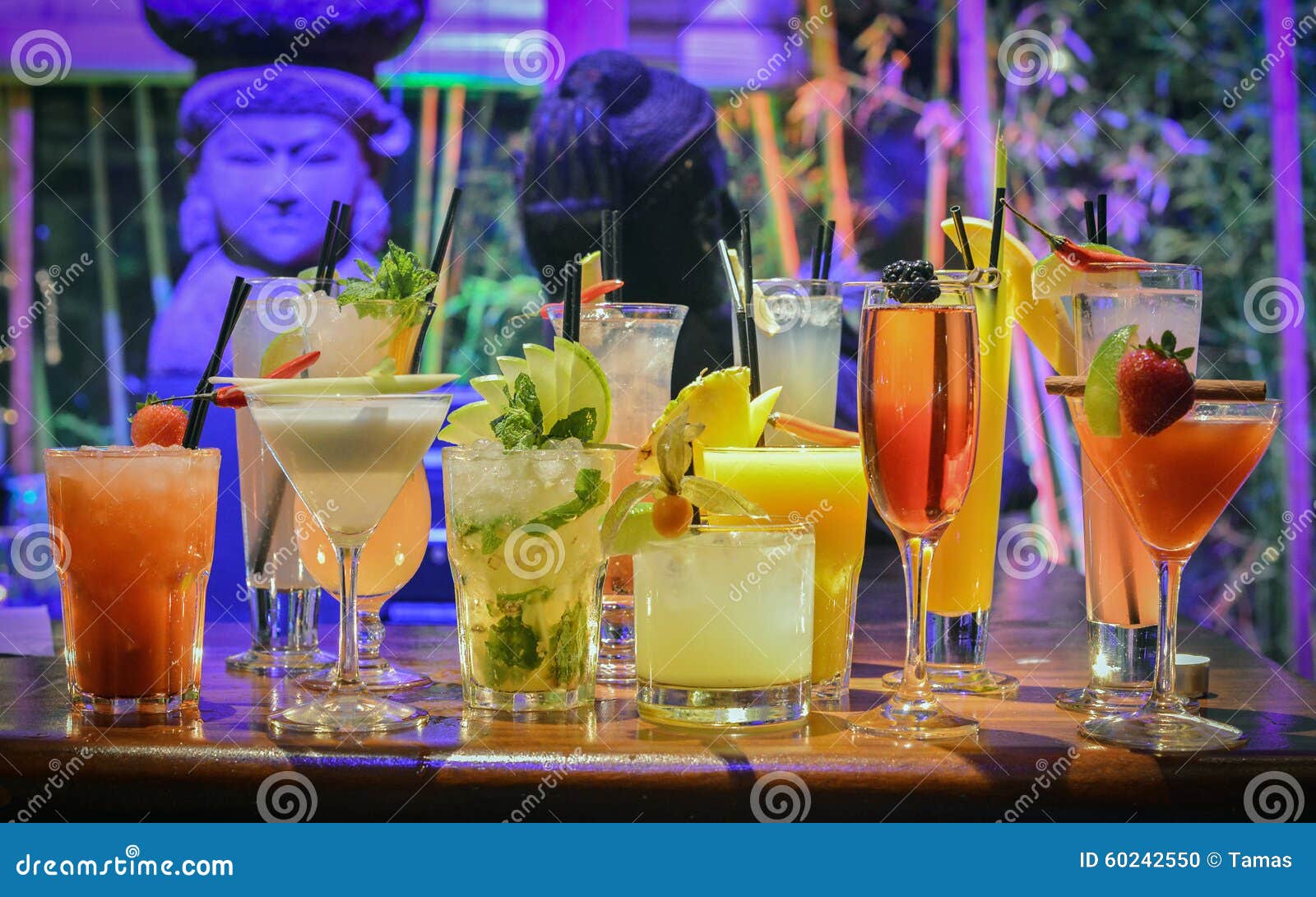 Bunte Cocktails auf Bar stockfoto. Bild von schwarzes - 60242550