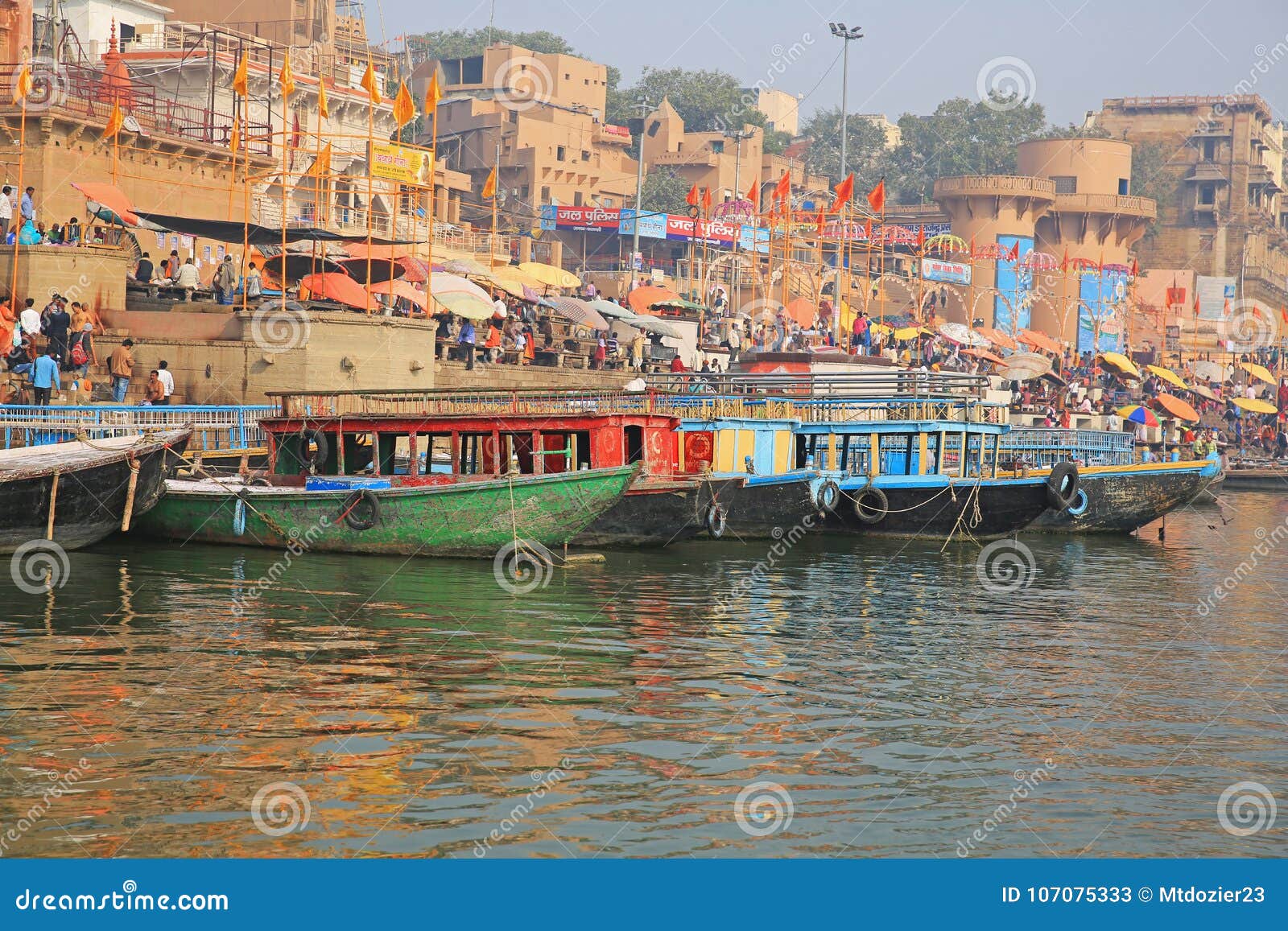 Bunte Der Ganges-Szene in Varanasi, Indien Redaktionelles Stockfoto ...