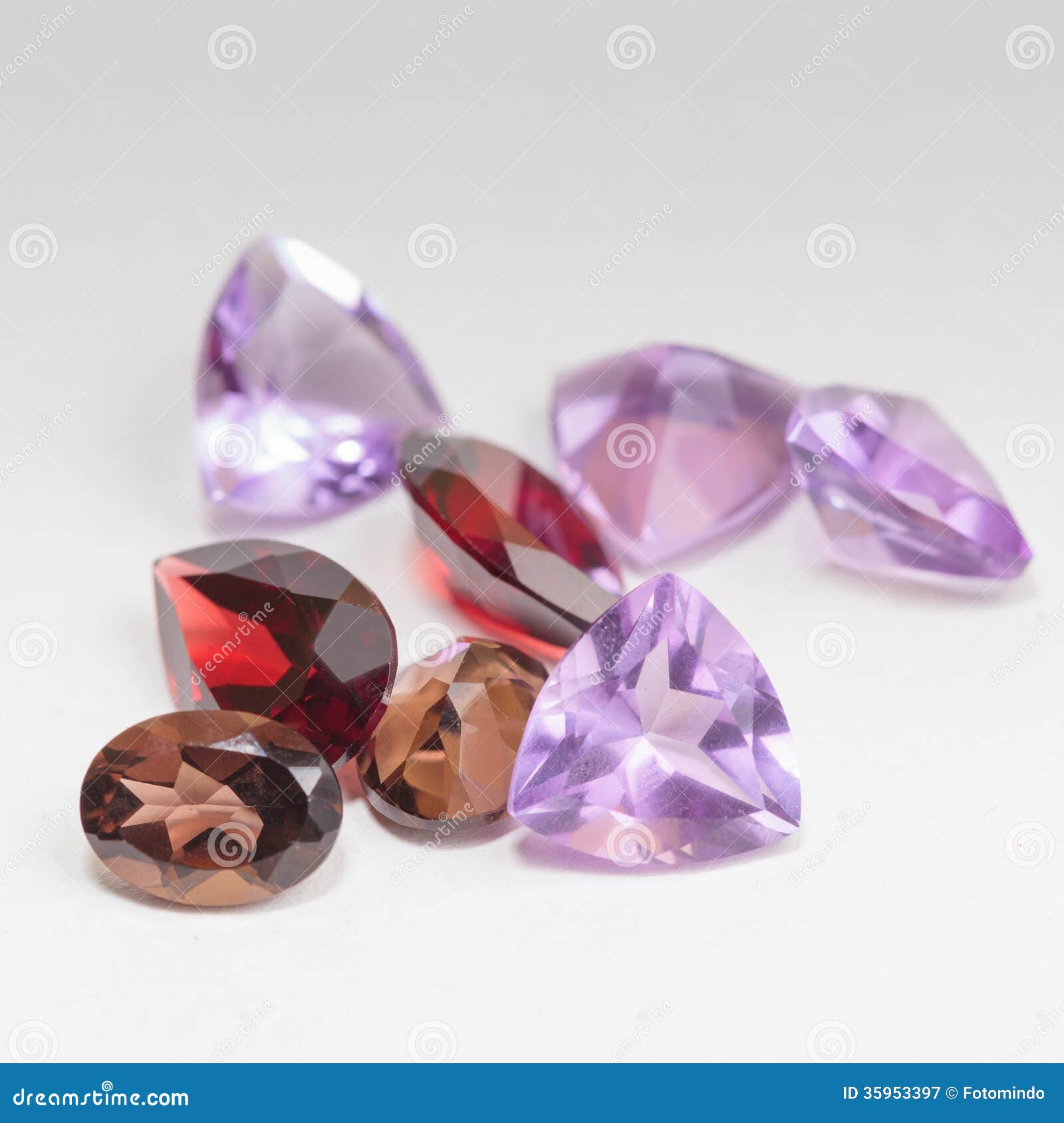 Bunte Edelsteine Mit Granatsstein Stockbild - Bild von kristall ...