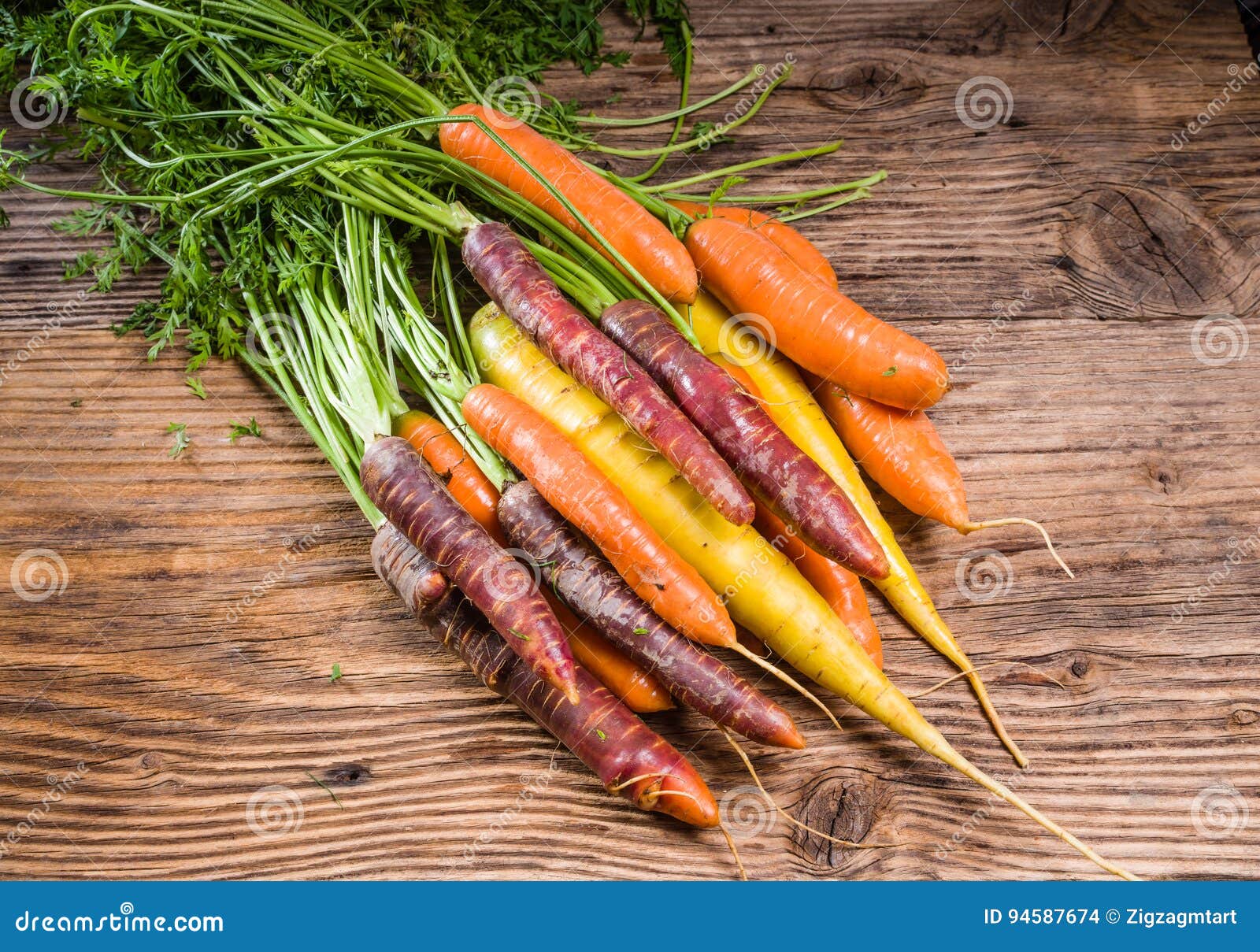 Bunte Karotten Auf Einer Rustikalen Tabelle Stockfoto - Bild von orange ...