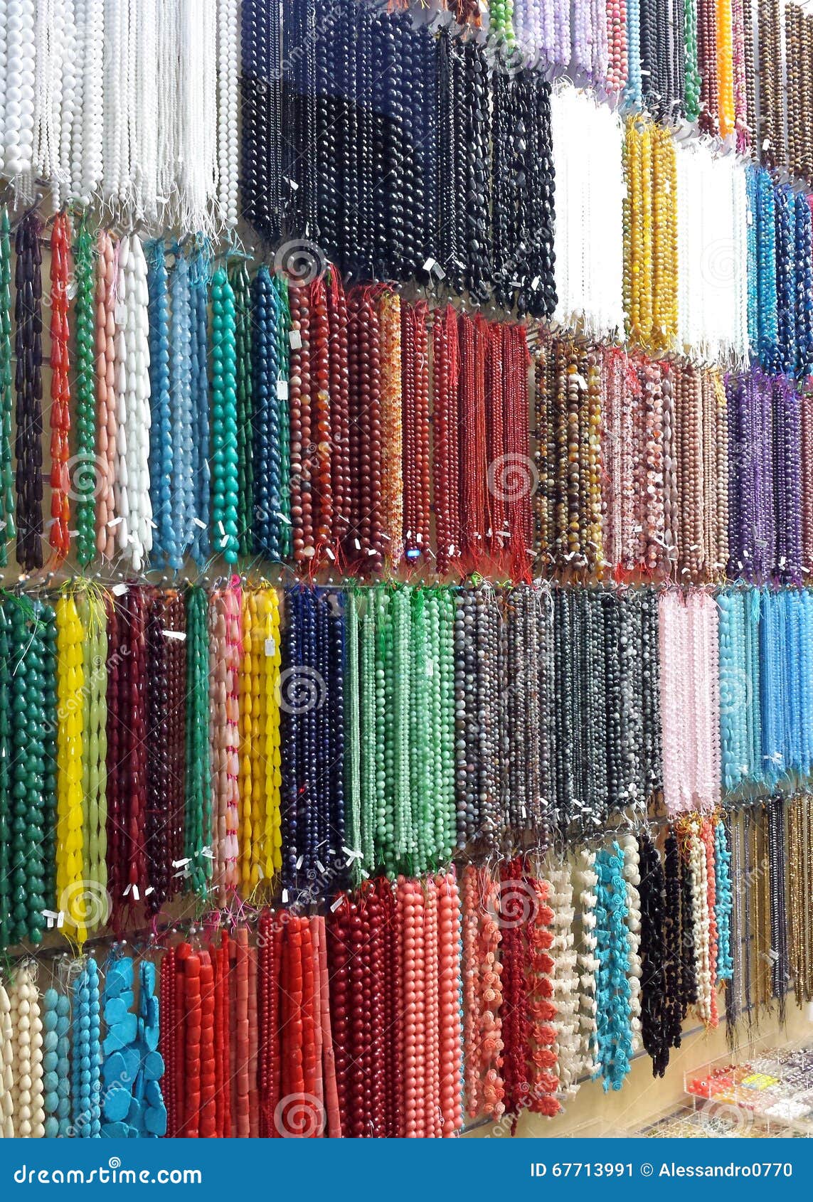 Bunte Perlen für Verkauf stockbild. Bild von schmuck - 67713991