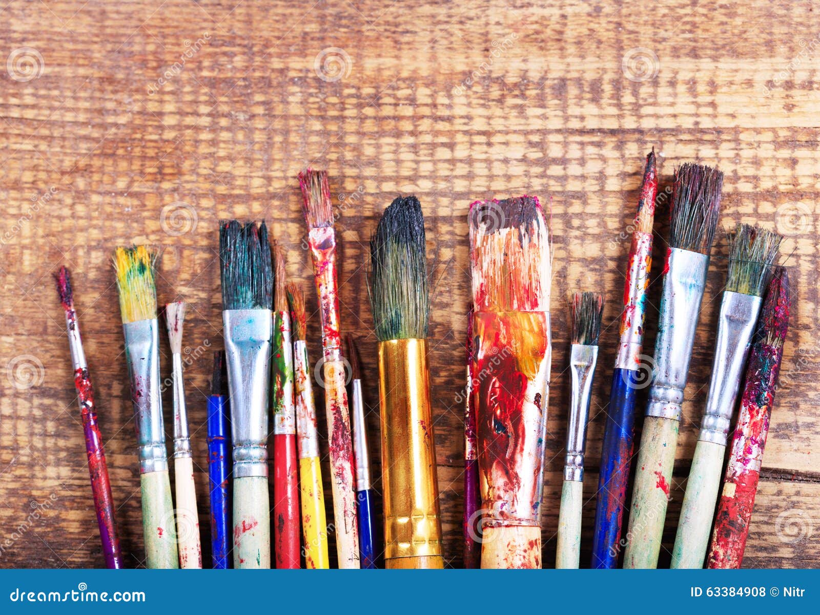 Bunte Pinsel Auf Einem Holztisch Stockfoto - Bild von hilfsmittel ...