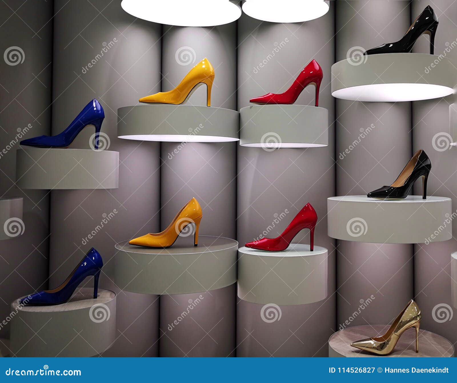 Bunte Stilette auf Anzeige stockbild. Bild von kunst - 114526827