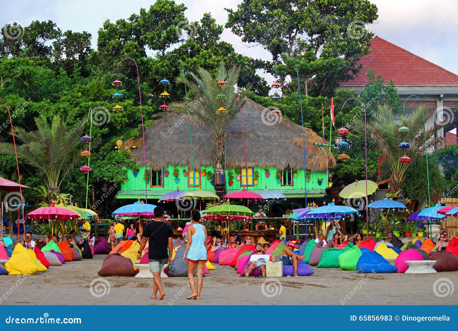 Bunte Strand-Bar redaktionelles stockfoto. Bild von bali - 65856983
