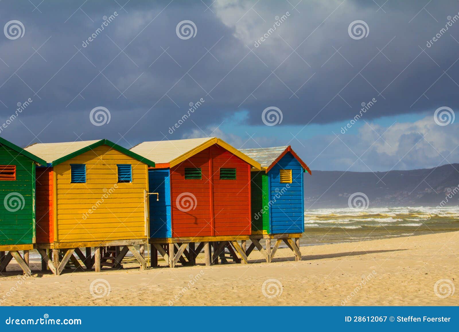 Bunte Strandhütten an Muizenberg-Strand Stockbild - Bild von lack ...