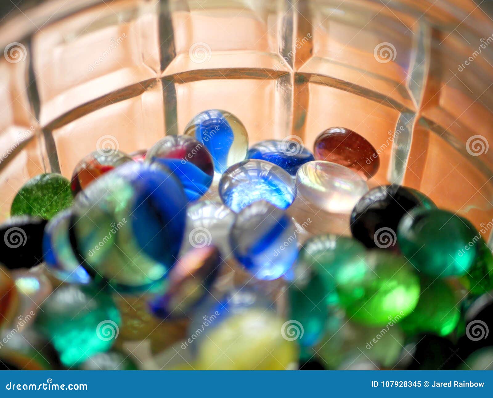 Bunte Vibrierende Glaskugeln Und Perlen Im Glas Stockbild - Bild von ...