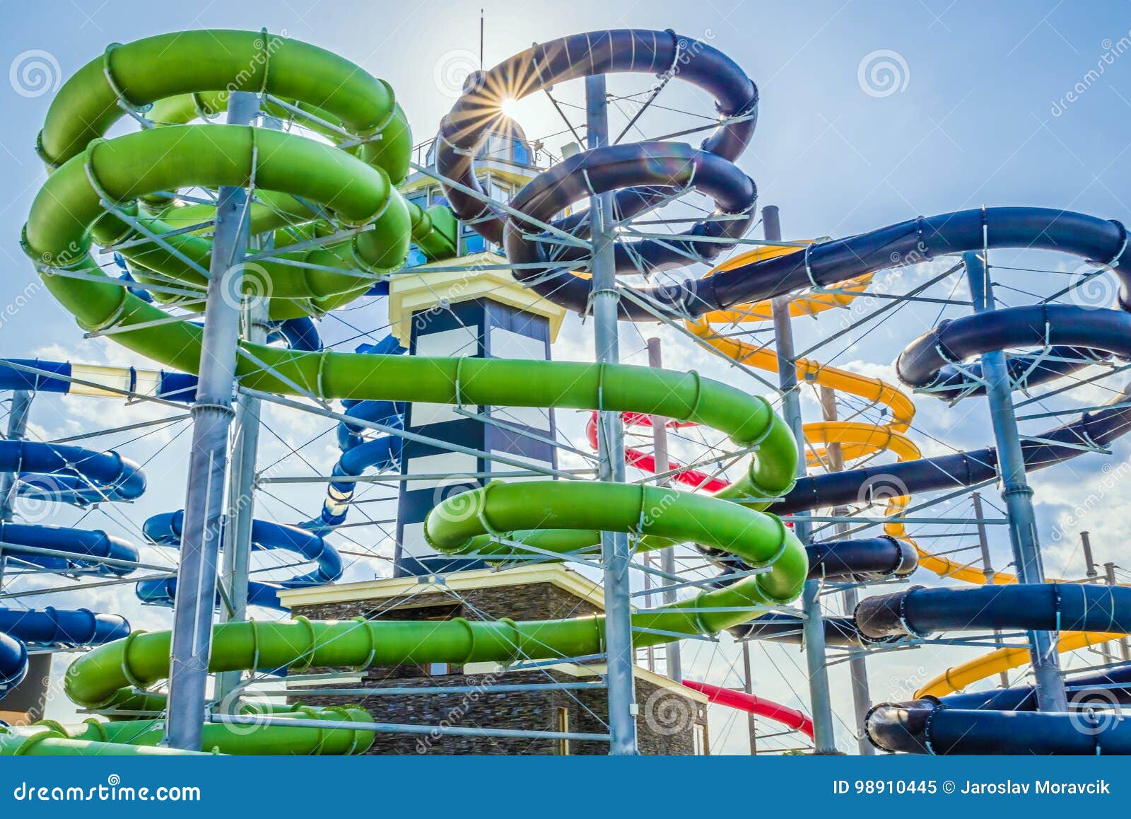 Bunte Wasserrutsche Im Aquapark Stockbild - Bild von gelb, schwimmbad ...