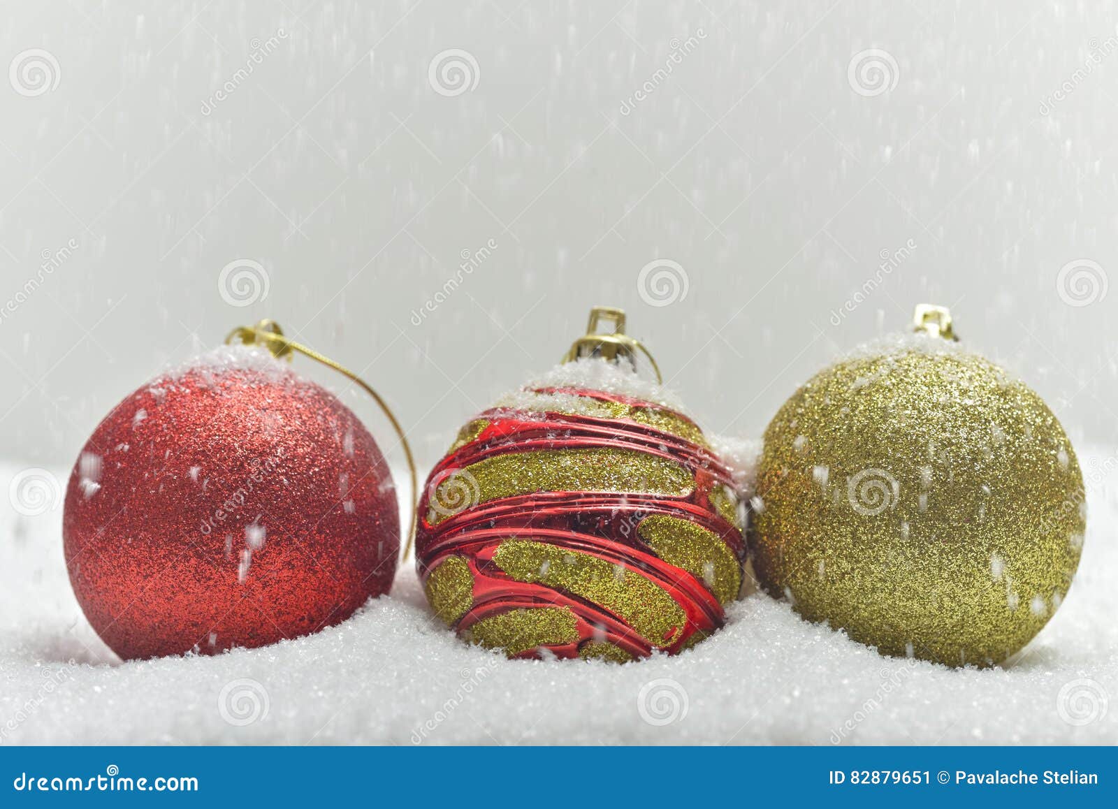 Bunte Weihnachtskugeln Auf Schneebedecktem Hintergrund Stockbild - Bild ...