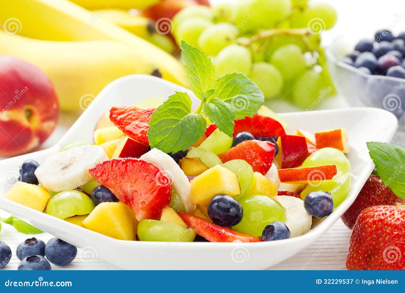 Bunter Obstsalat stockbild. Bild von nachtisch, sommer - 32229537