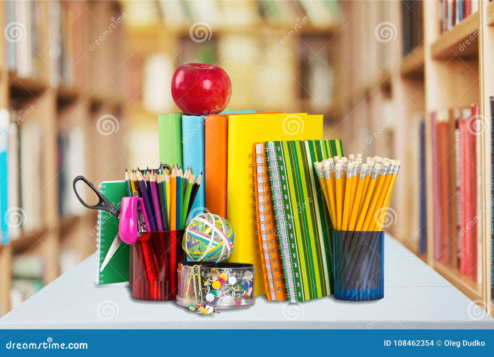 Bunter Schulbedarf Auf Holztisch Stockfoto - Bild von reihe, mehrfarbig ...
