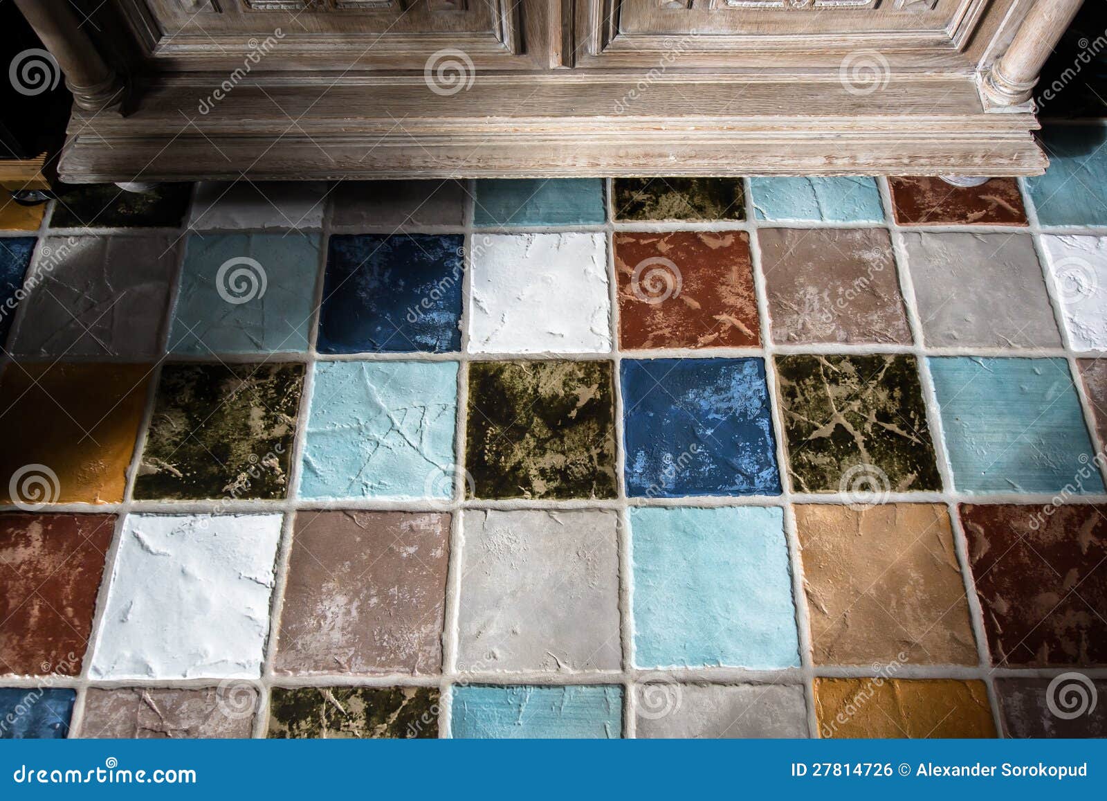 Buntes Fliese Plunch Auf Dem Fußboden Stockfoto - Bild von keramisch ...