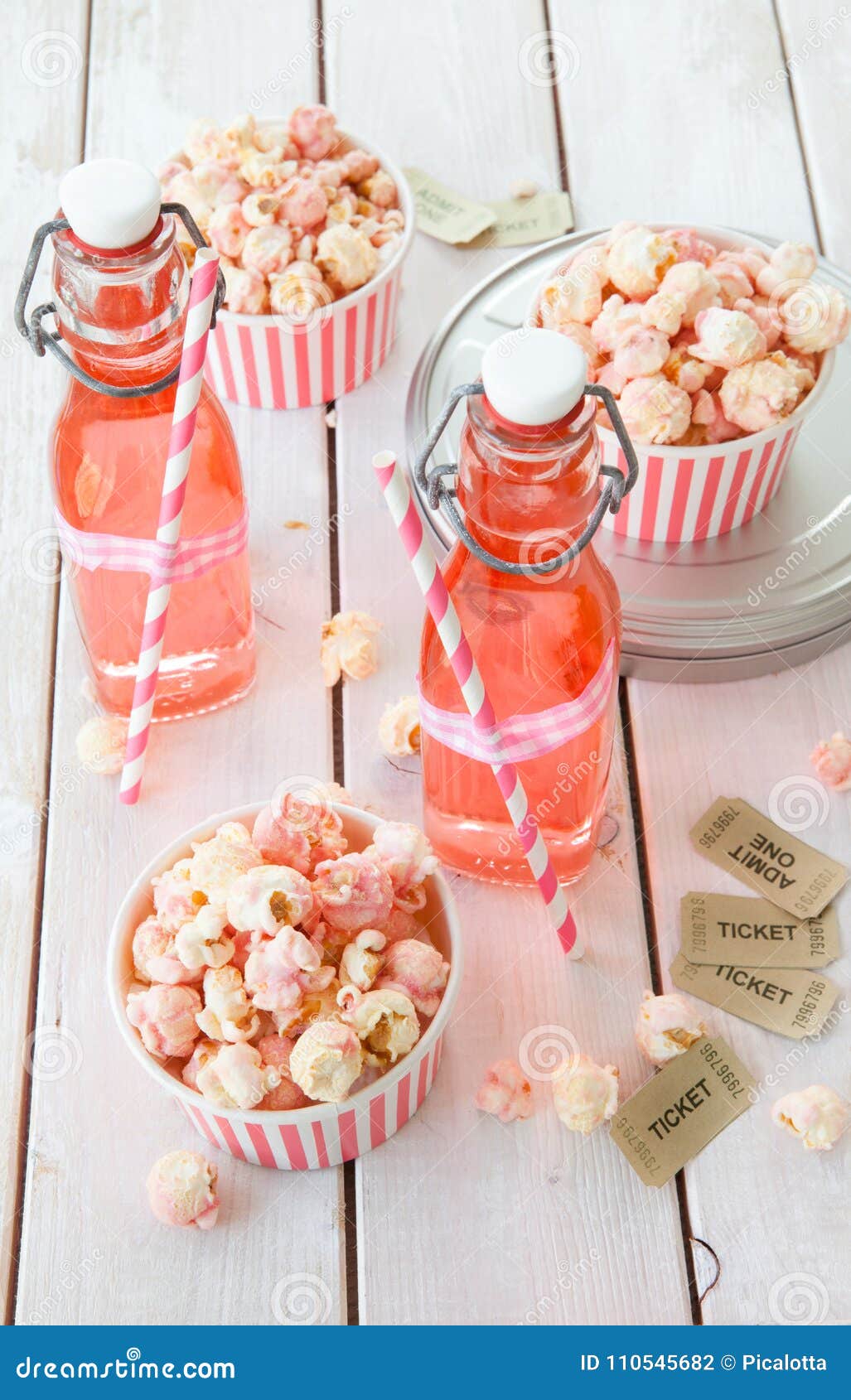 Buntes Popcorn in Gestreiften Schalen Stockfoto - Bild von papier ...