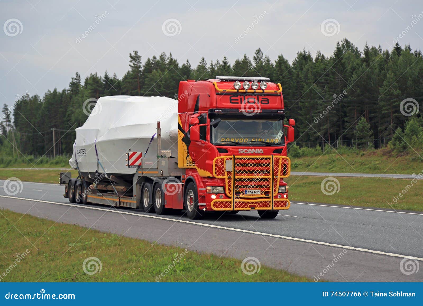 Buntes Scania R560 Schleppt Boot Entlang Autobahn Redaktionelles Foto ...
