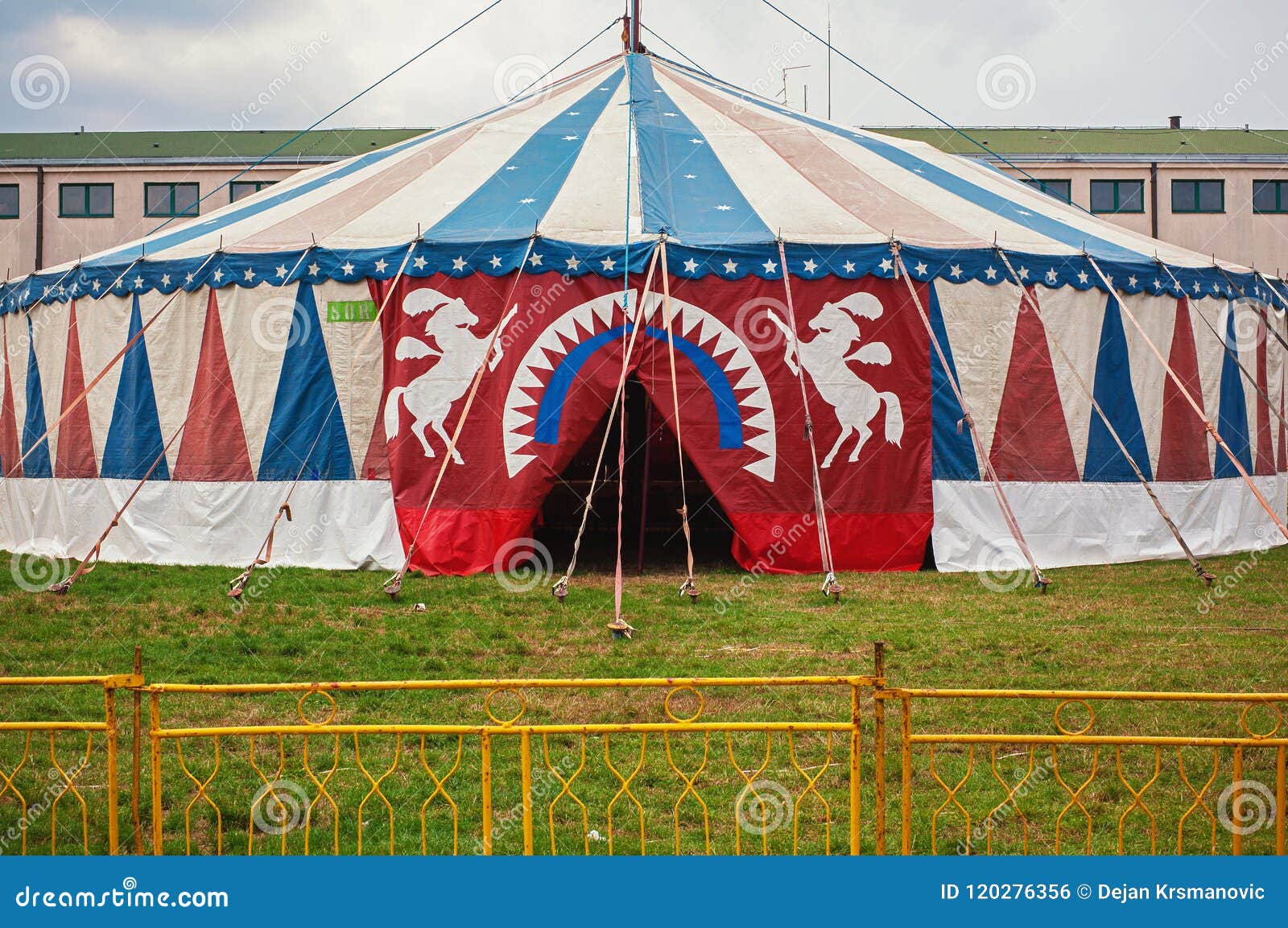 Buntes Zirkuszelt redaktionelles foto. Bild von darstellen - 120276356