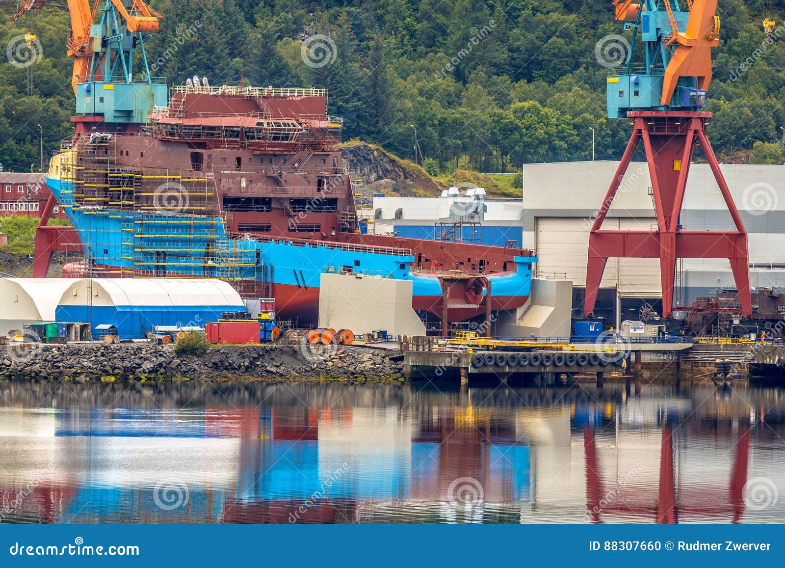 Buque Moderno Que Es Construido En El Astillero Foto de archivo ...