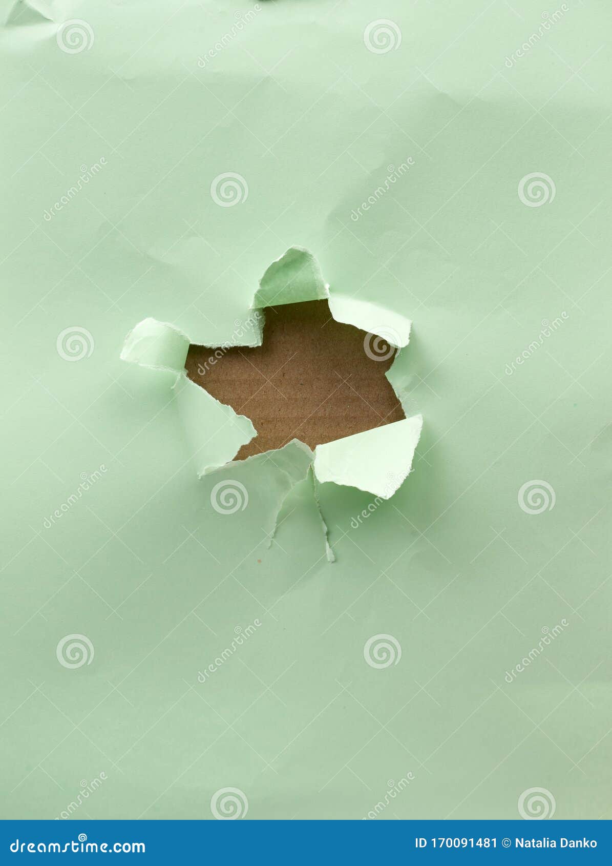 Buraco Em Papel Verde Com Bordas Rasgadas E Curvas Imagem de Stock ...