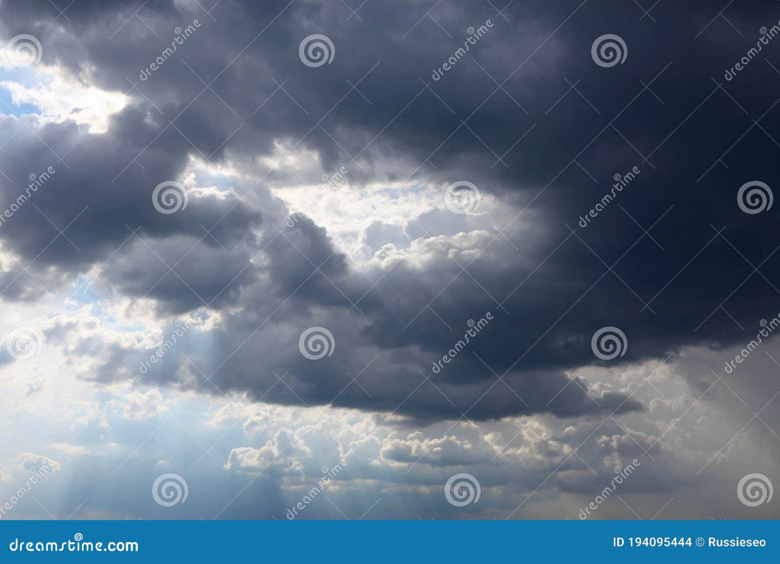 Buraco no céu foto de stock. Imagem de sunbeam, épico - 194095444