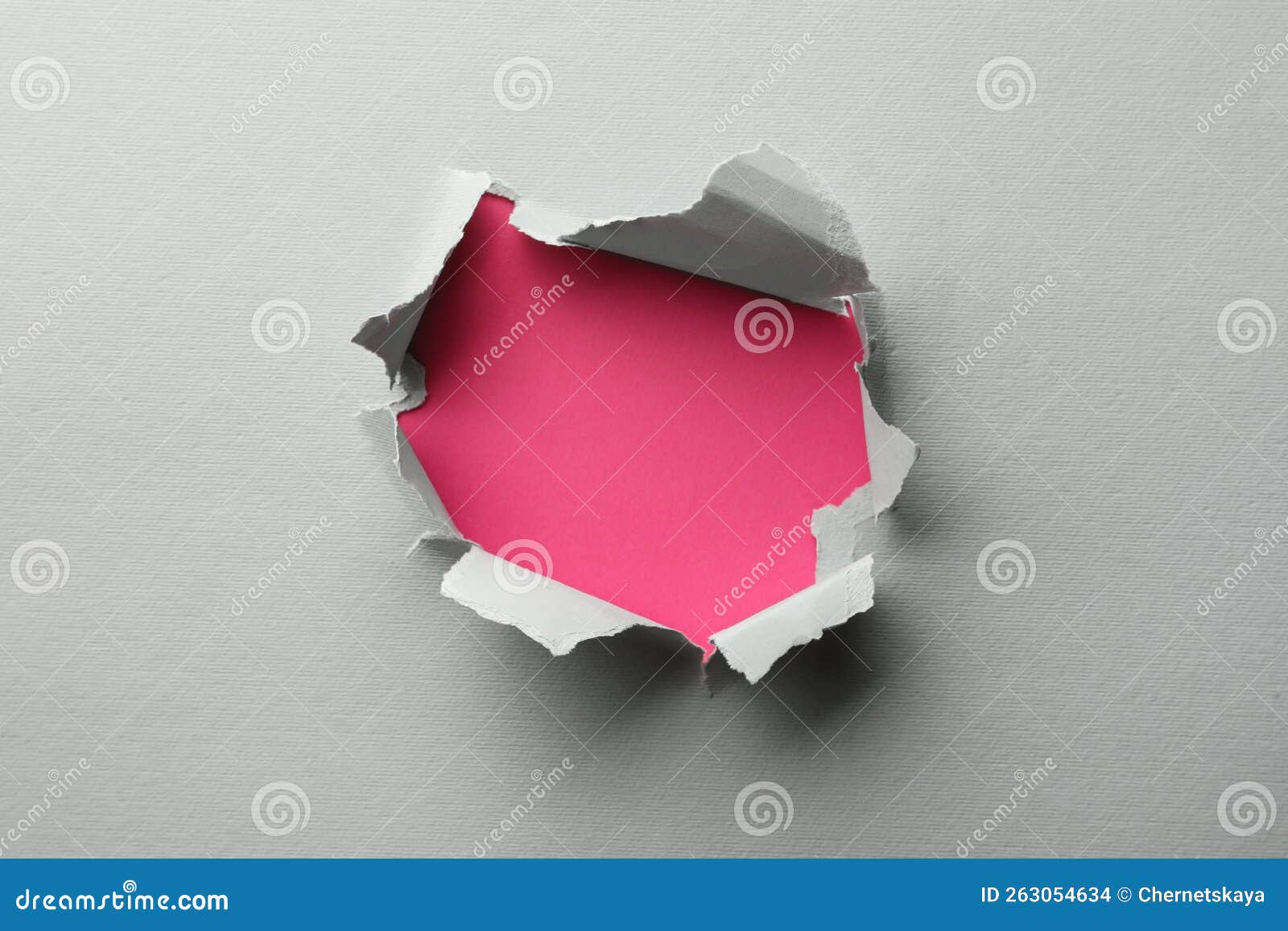 Buraco No Papel Branco Sobre Fundo Cor-de-rosa Foto de Stock - Imagem ...