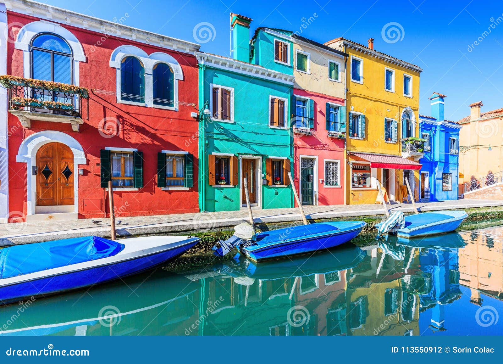 Burano, Italia foto de archivo. Imagen de hermoso, ciudad - 113550912