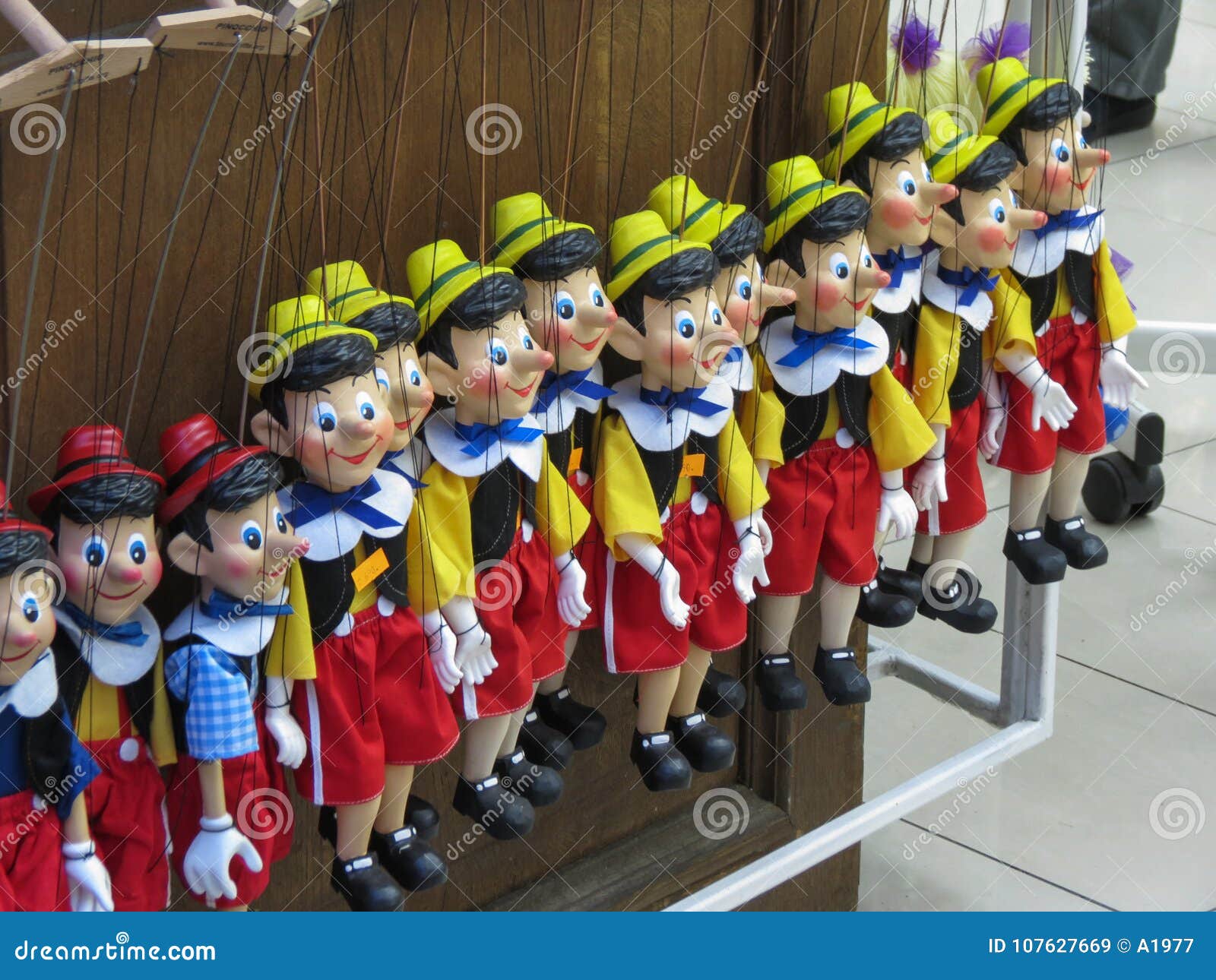 Burattini Di Pinocchio Da Vendere a Praga Immagine Stock Editoriale ...