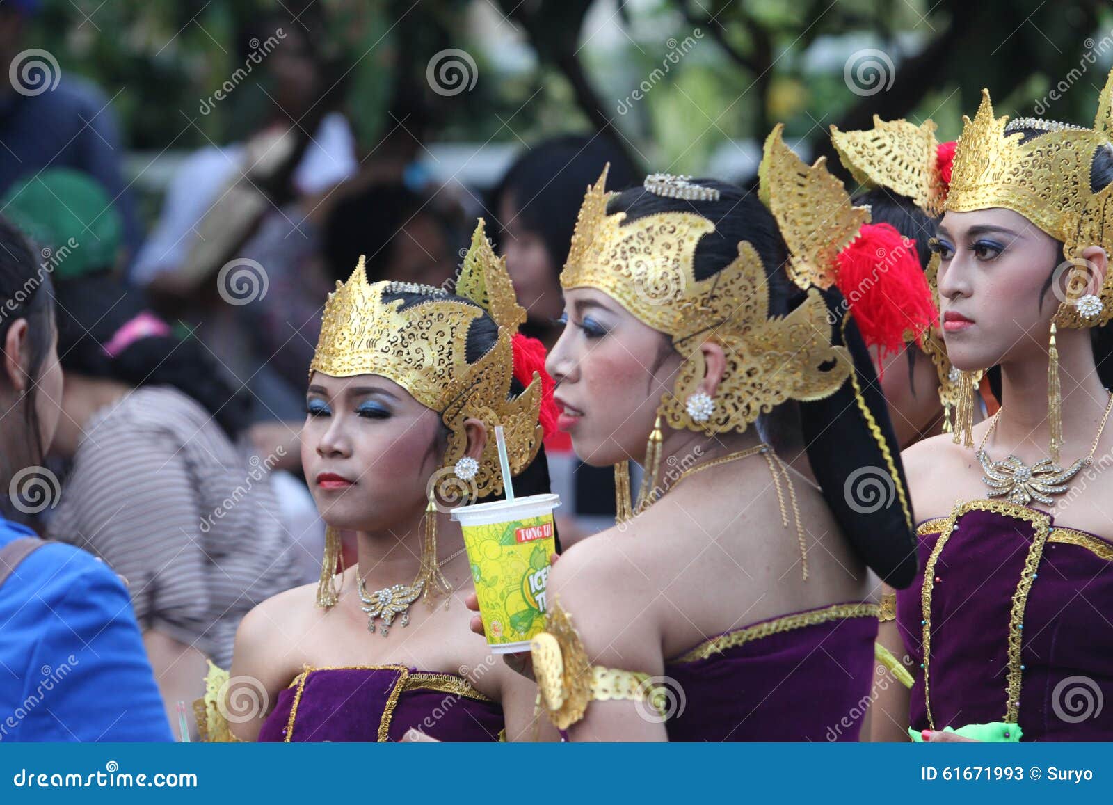 Burattino vestito fotografia stock editoriale. Immagine di assolo ...