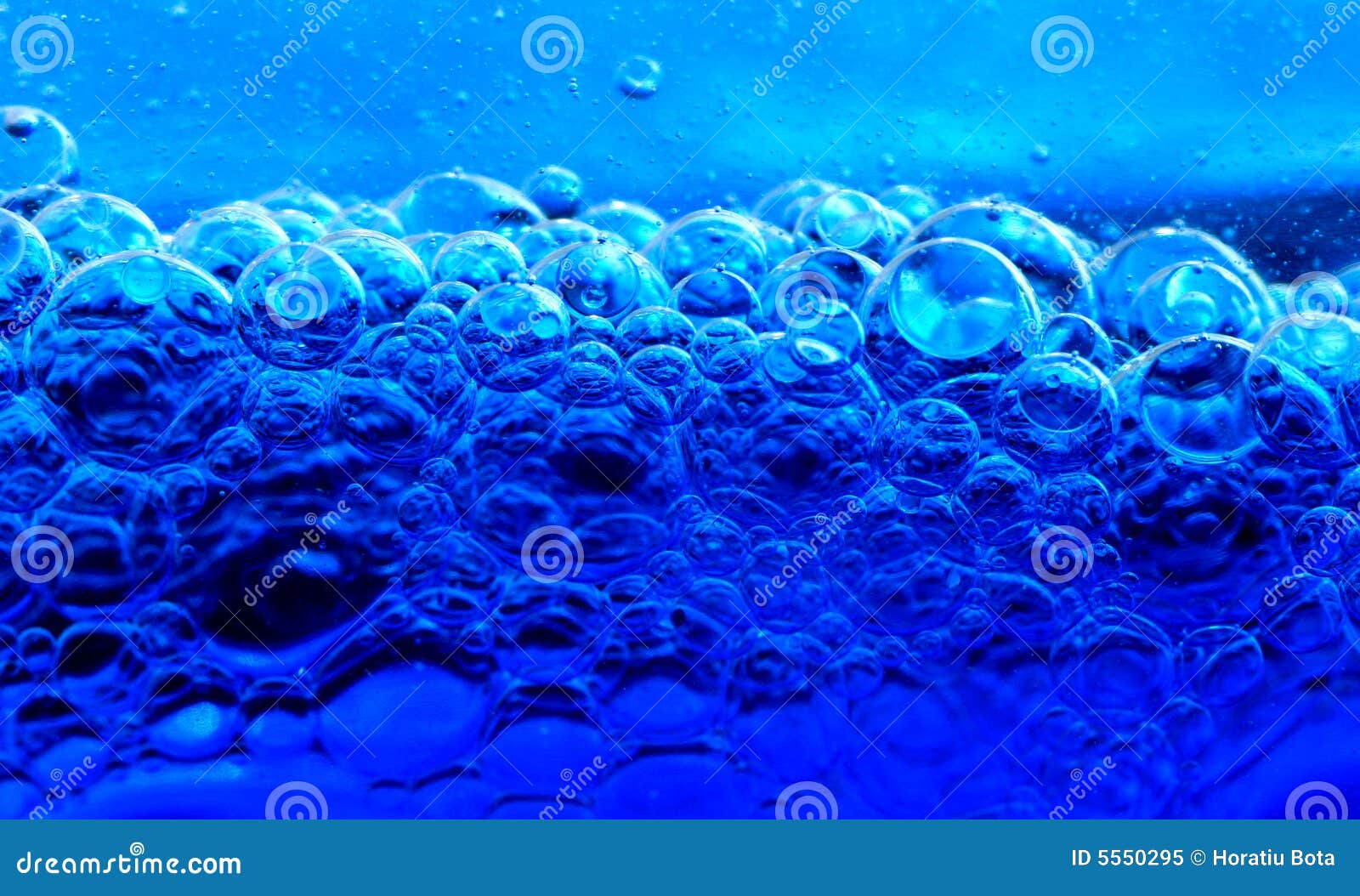 Burbujas azules imagen de archivo. Imagen de burbuja, suave - 5550295