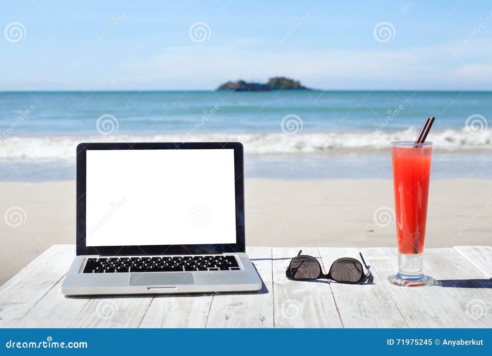Bureau Op Het Strand, Laptop Stock Afbeelding - Image of drank, blauw ...