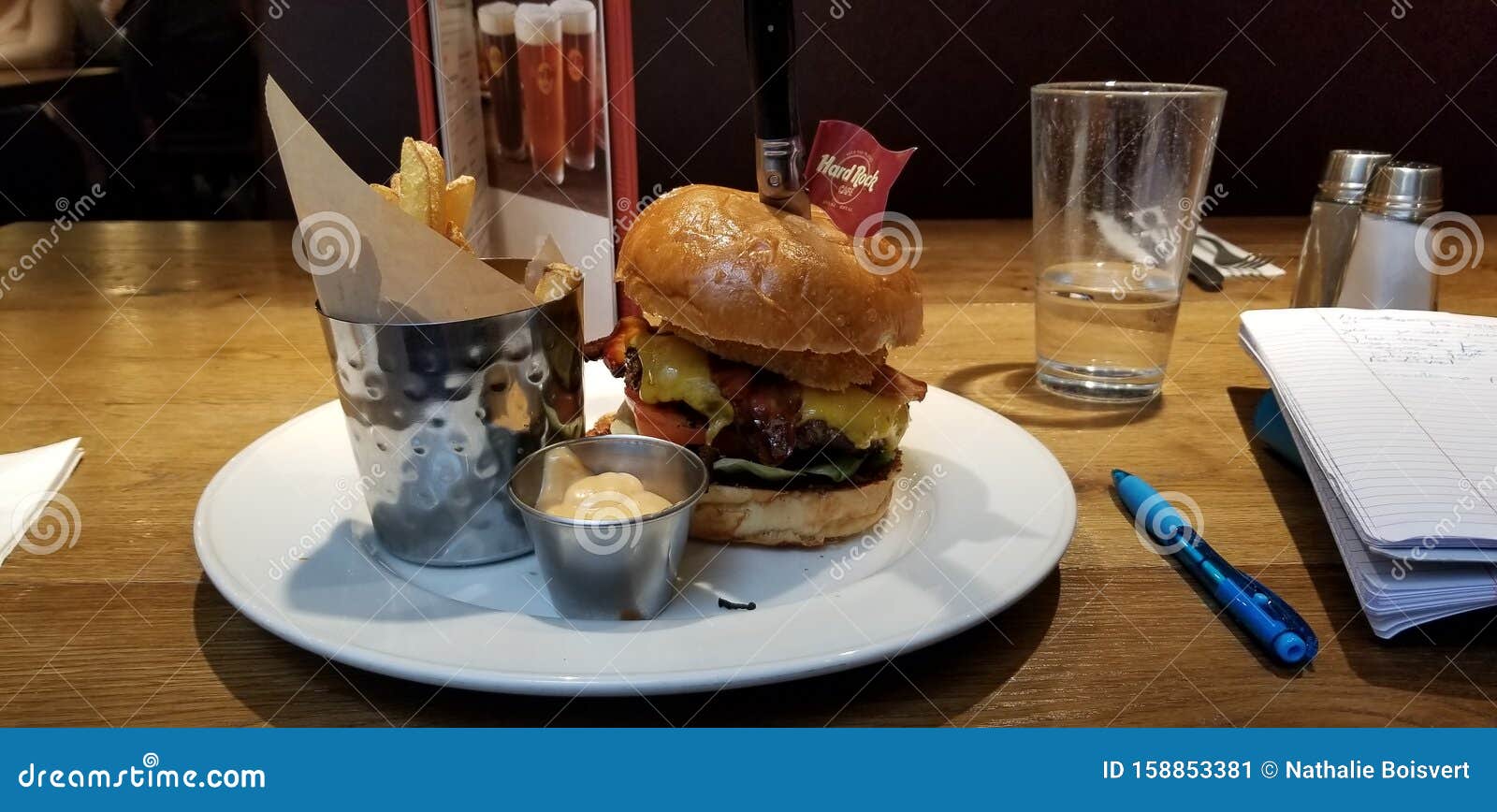 Burger editorial photo. Image of restaurant, table, burger - 158853381