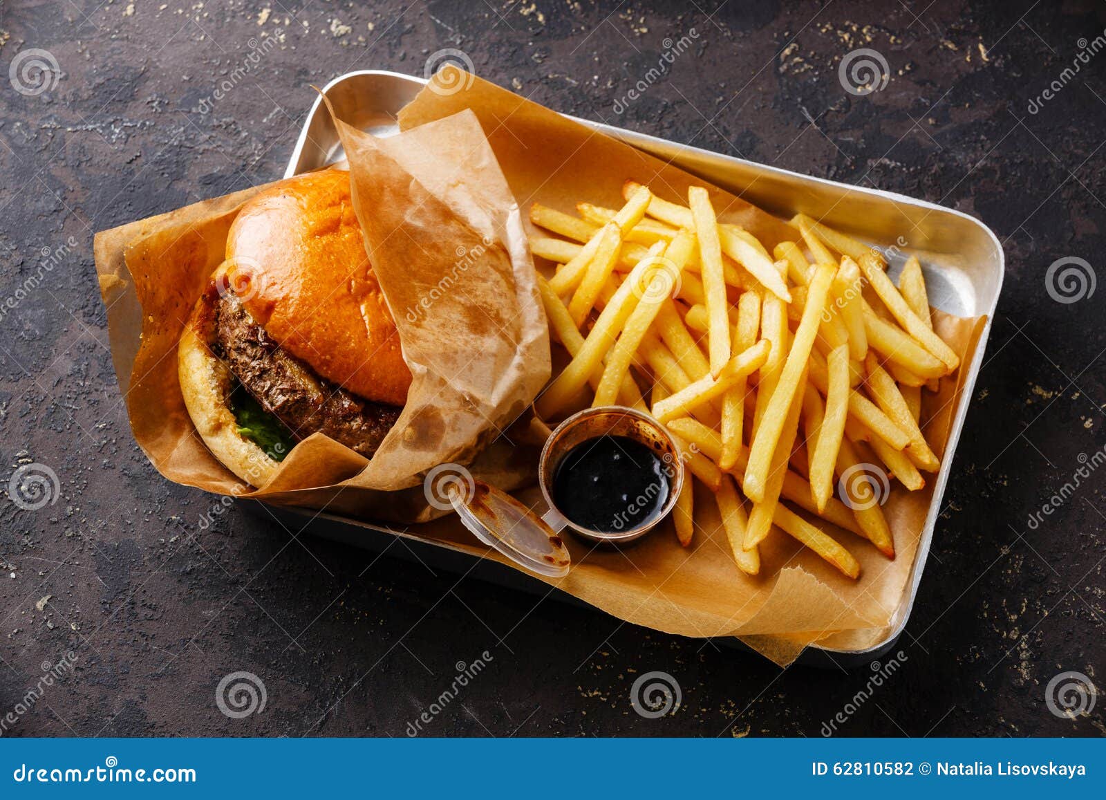 Burger Mit Fleisch Und Pommes-Frites Stockfoto - Bild von fleisch ...