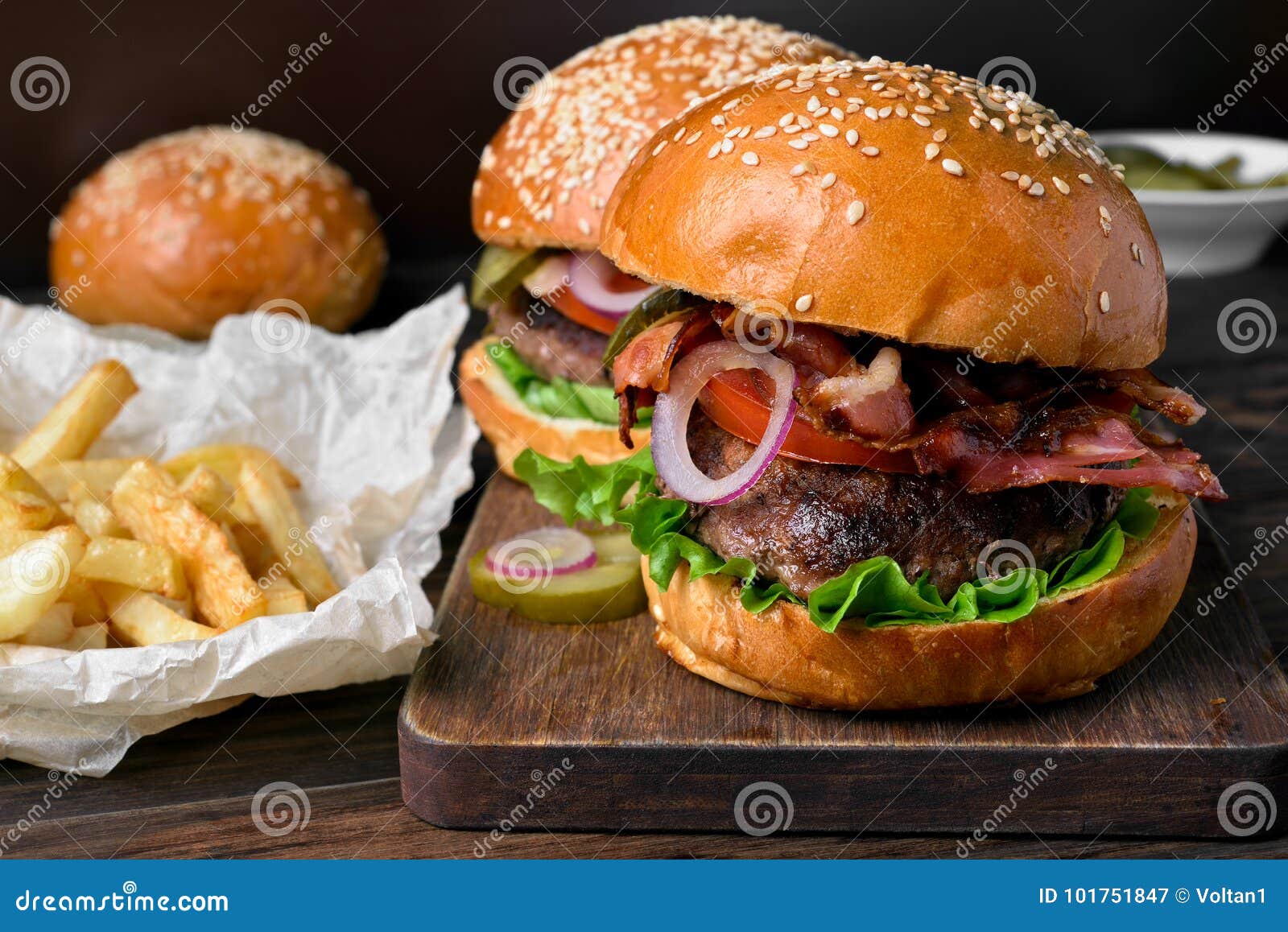 Burger und Pommes-Frites stockbild. Bild von hamburger - 101751847