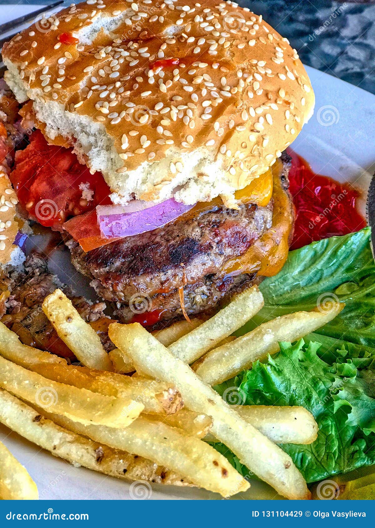 Burger Und Pommes-Frites Auf Einer Platte Stockbild - Bild von ...