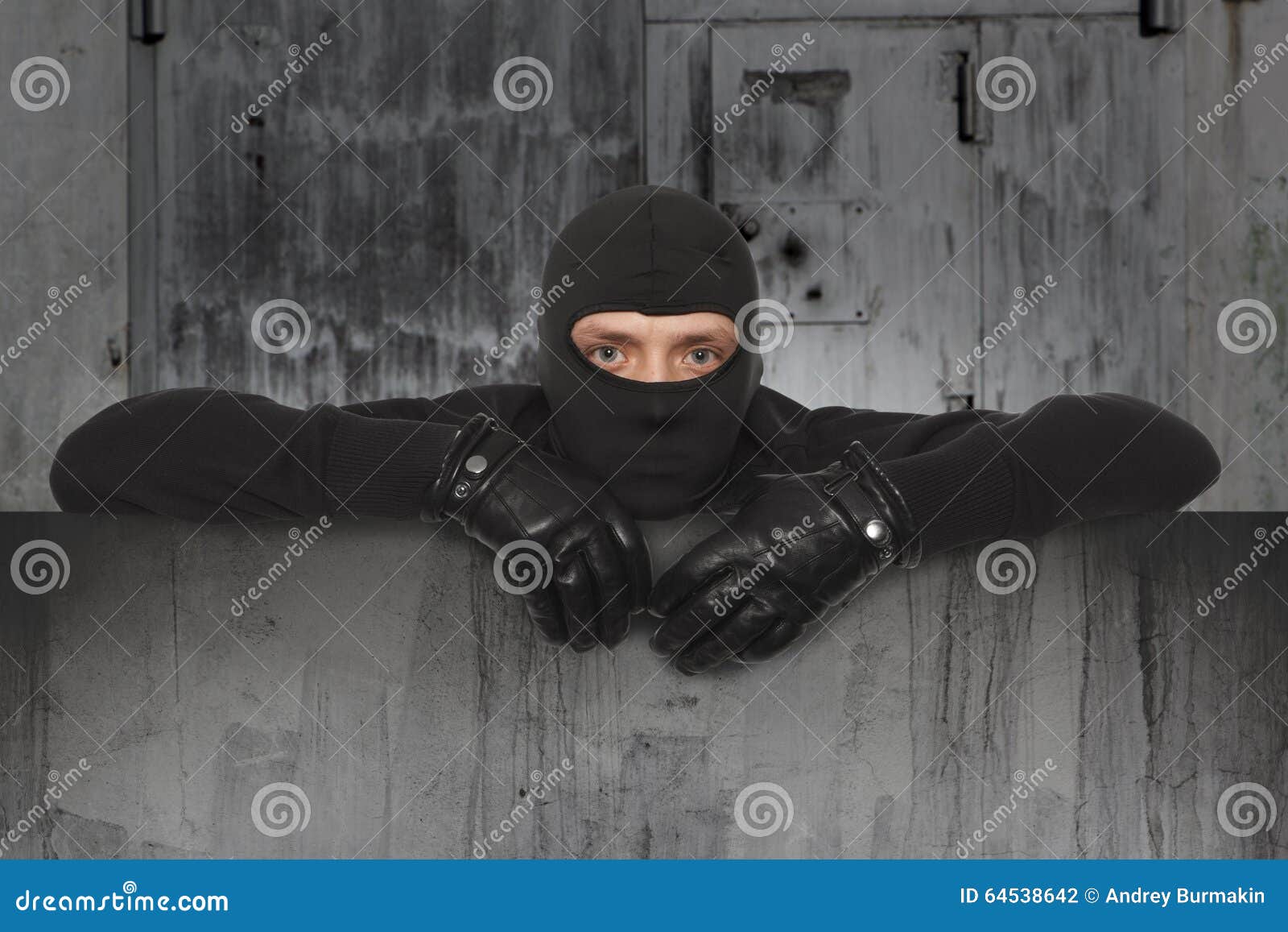 Black Ninja Hiding