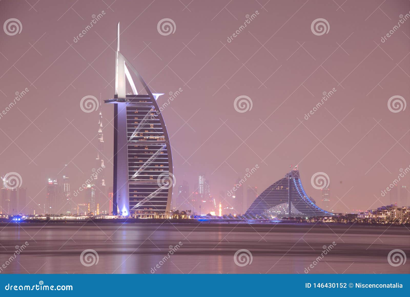Burj Iconico Al Arab Hotel E La Colonia Adiacente Di Jumeirah Scena Di ... Burj Iconico Al Arab Hotel E La Colonia Adiacente Di Jumeirah Scena Di ...