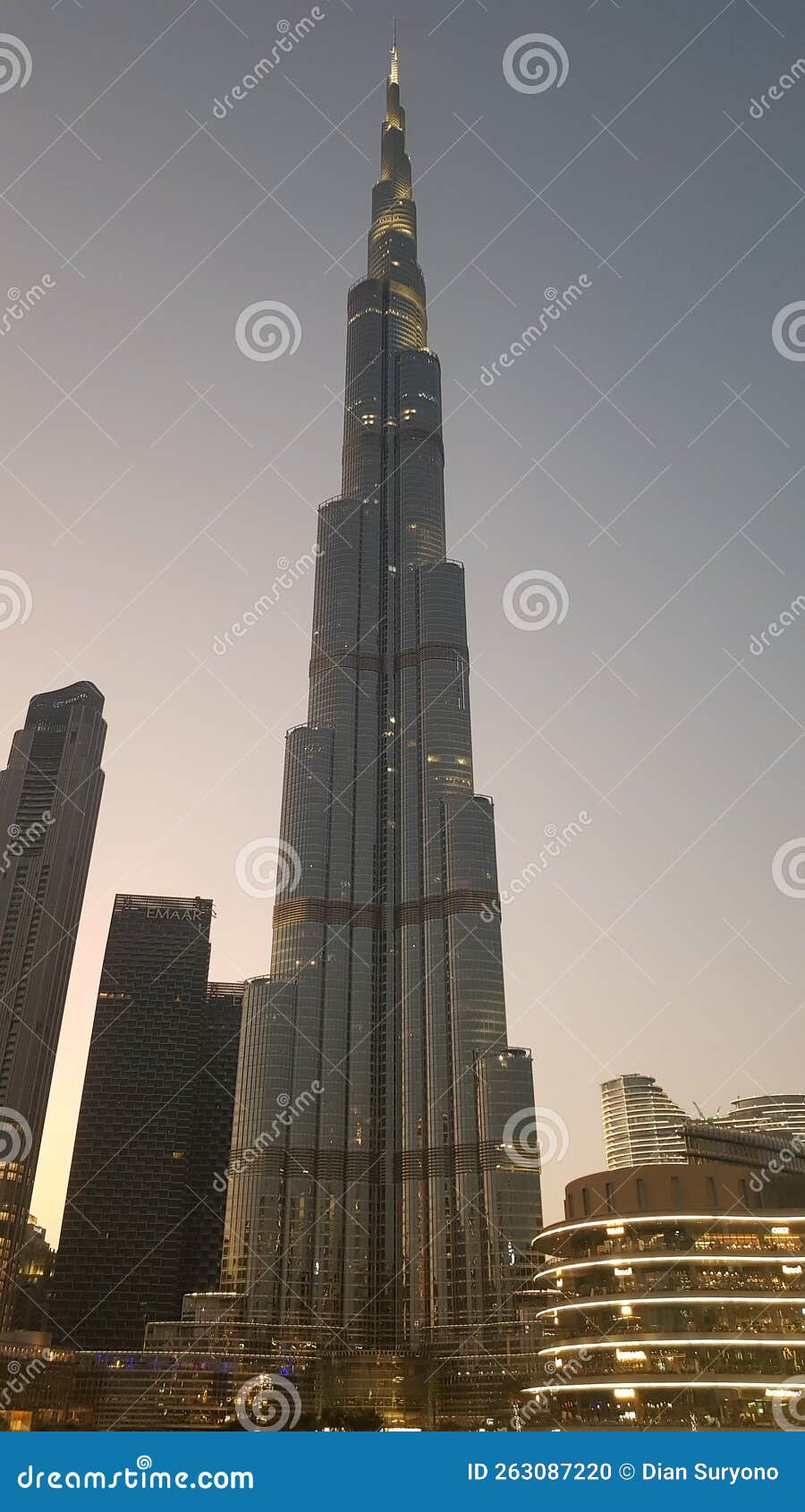 BURJ KHALIFA DUBAI editorial image. Image of wing, burj - 263087220