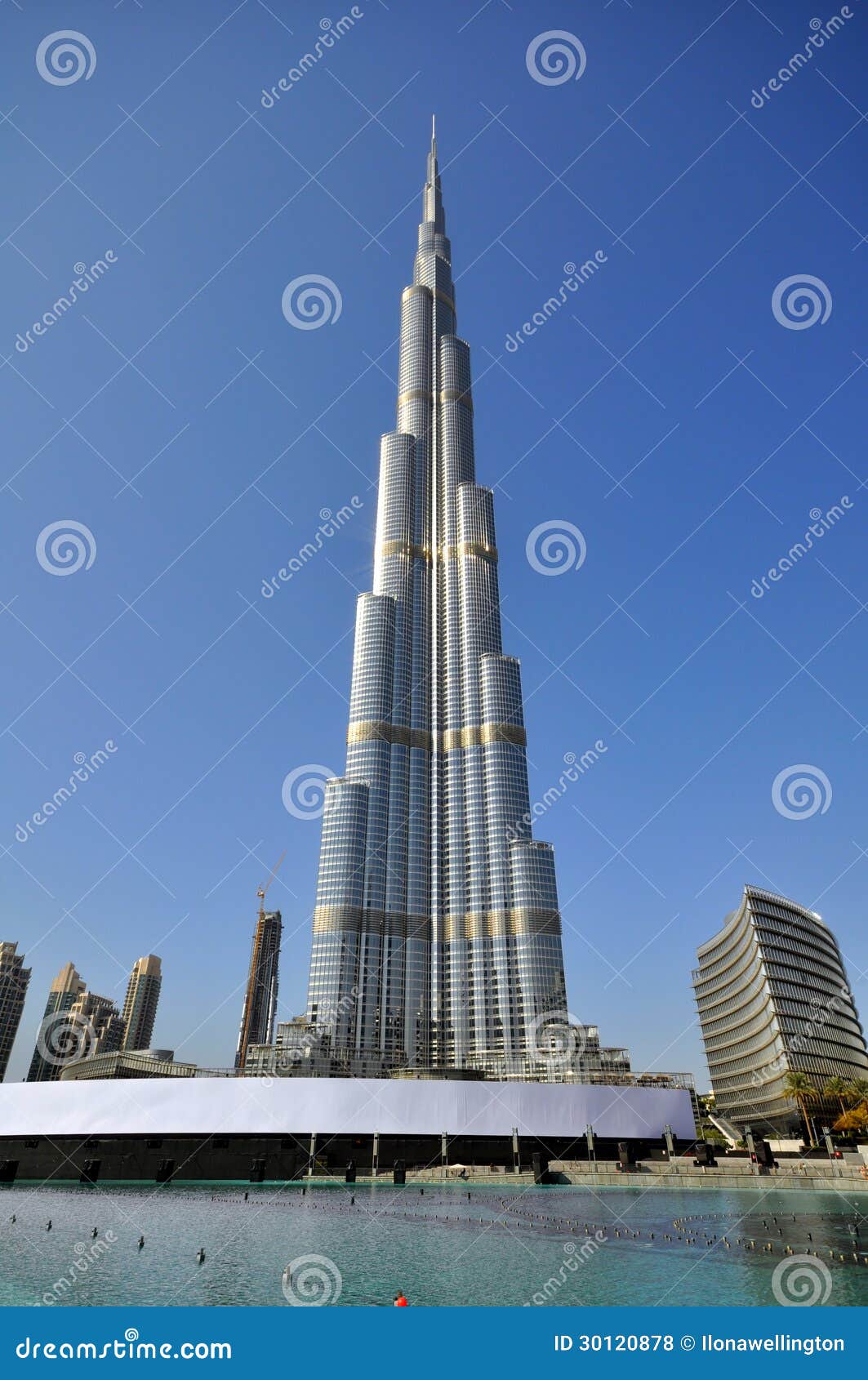 Burj Khalifa Turm in Dubai redaktionelles stockfoto. Bild von sonnig ...