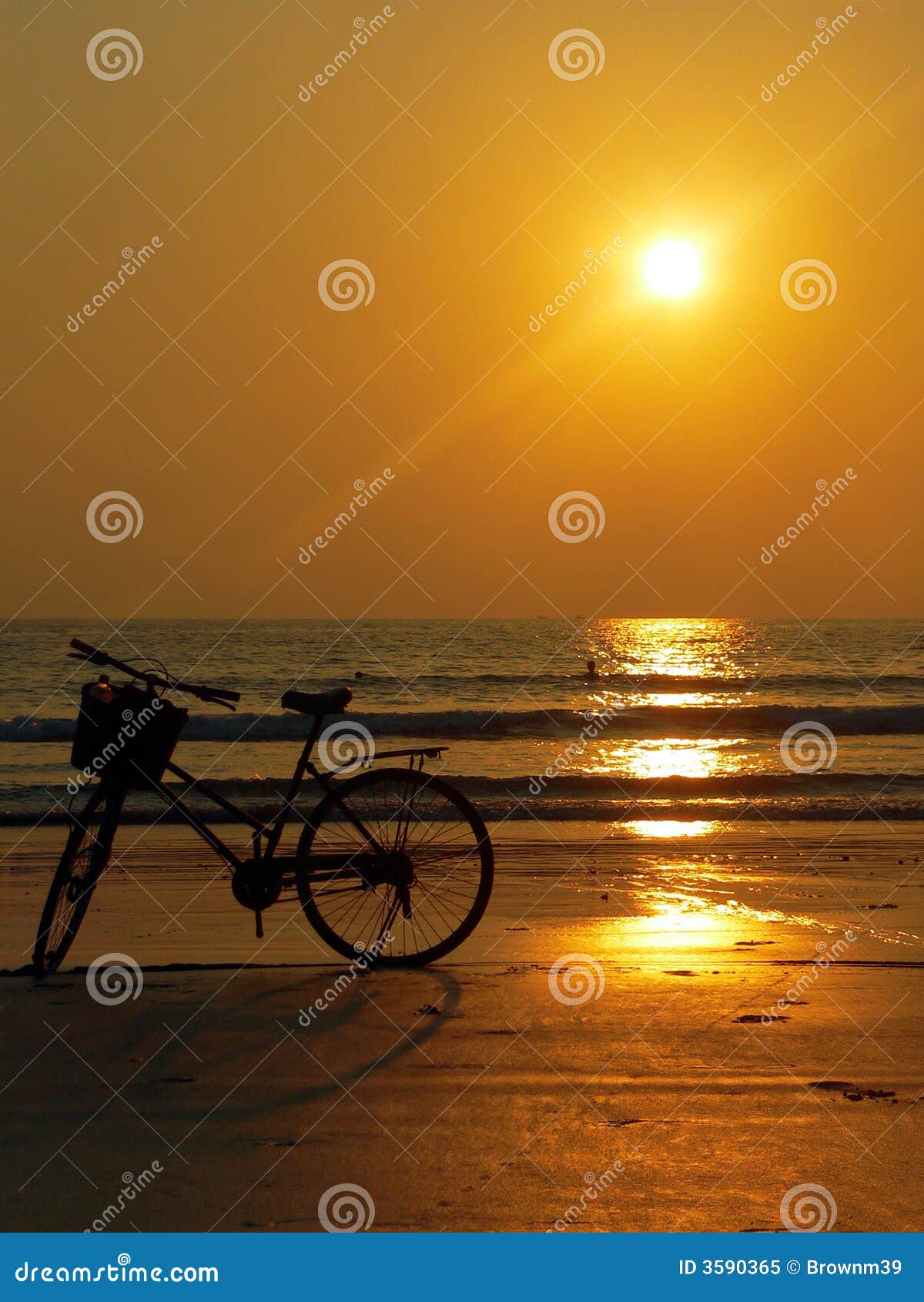 A Bicycle And Sunset Around Bendiwewa Lake In Polonnaruwa Stock Photo ...