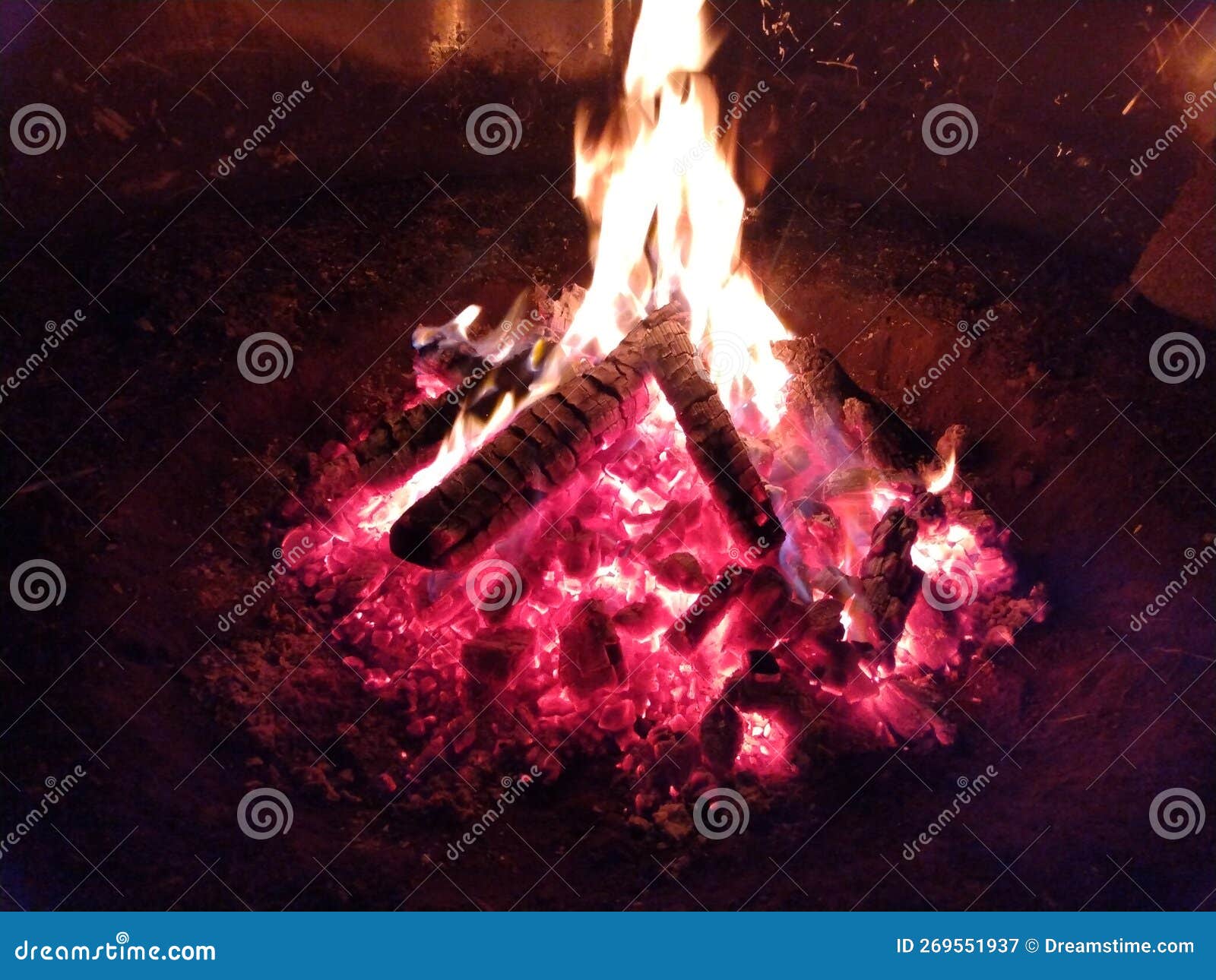 Burning Backyard Campfire at Night Stock Image - Image of flame, event ...
