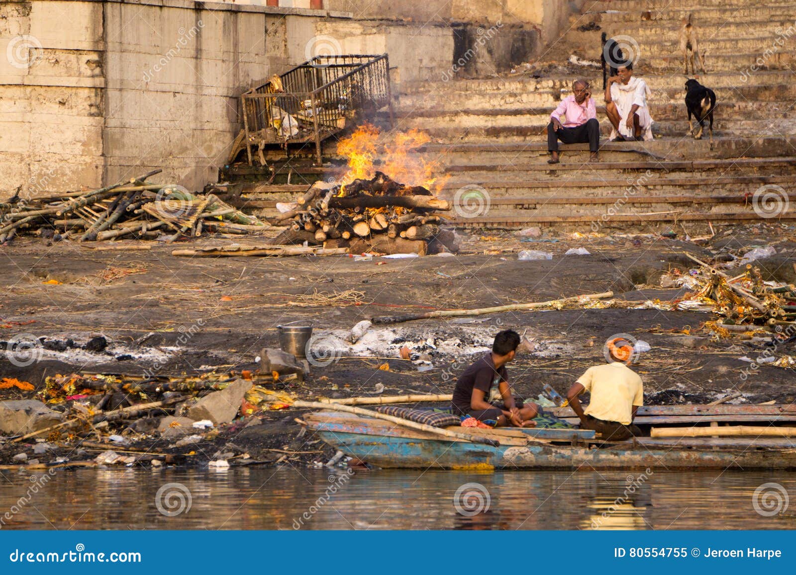 Burning Bodies at the Ganges Editorial Image - Image of bodies, fire ...