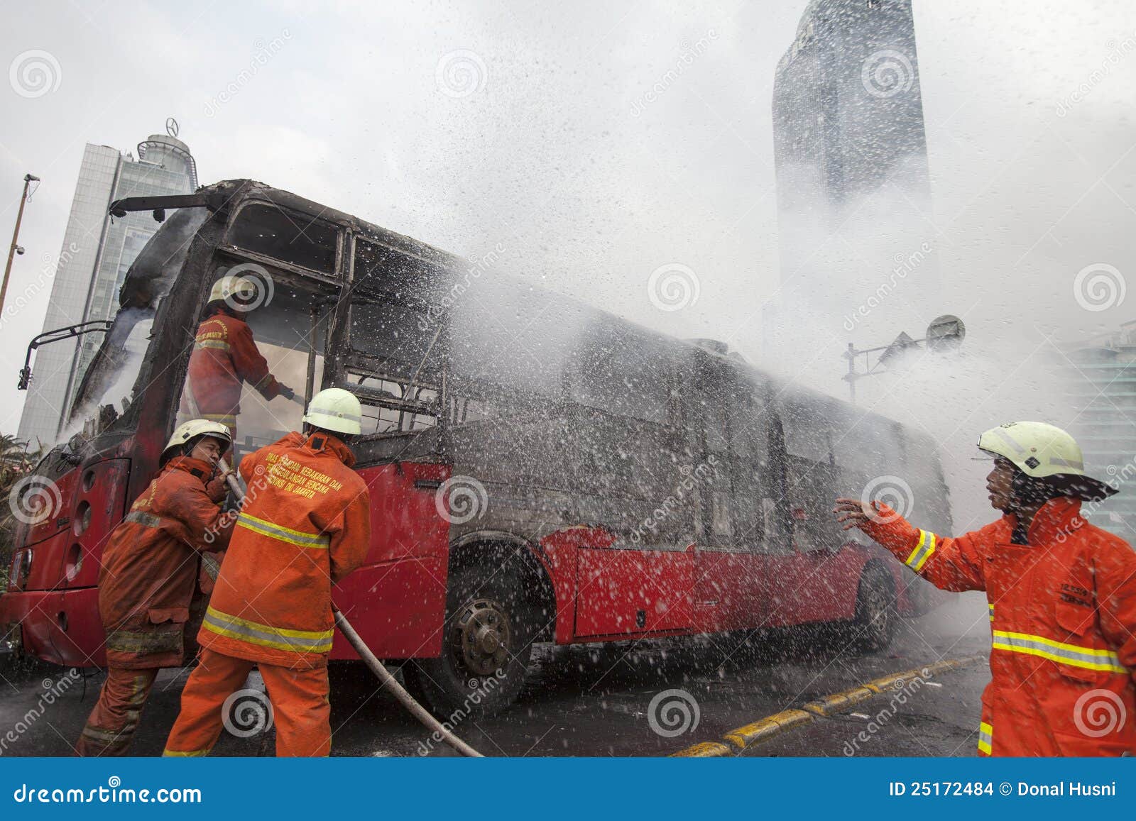 Burning de Busway Jakarta imagen de archivo editorial. Imagen de ...