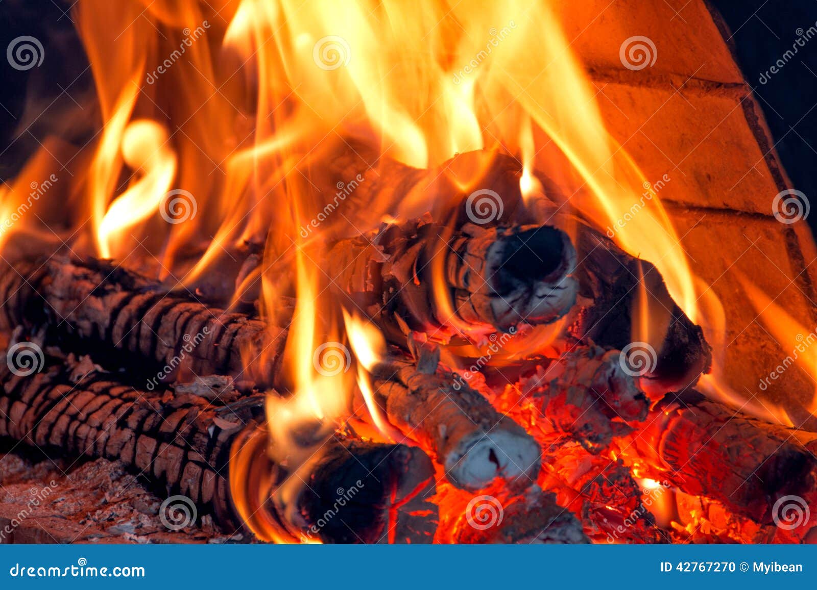Burning Log Fire with Glowing Embers Stock Photo - Image of indoor ...