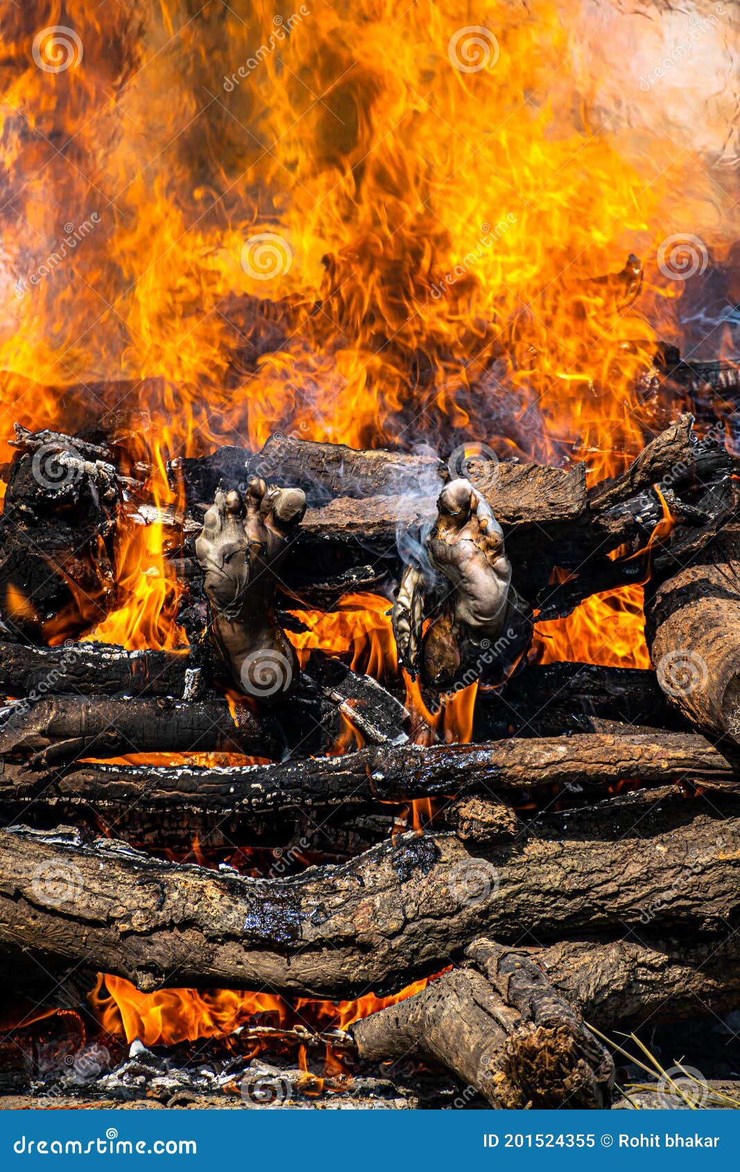 A Burning Pyre at Ghat of Varanasi Stock Image - Image of fireplace ...
