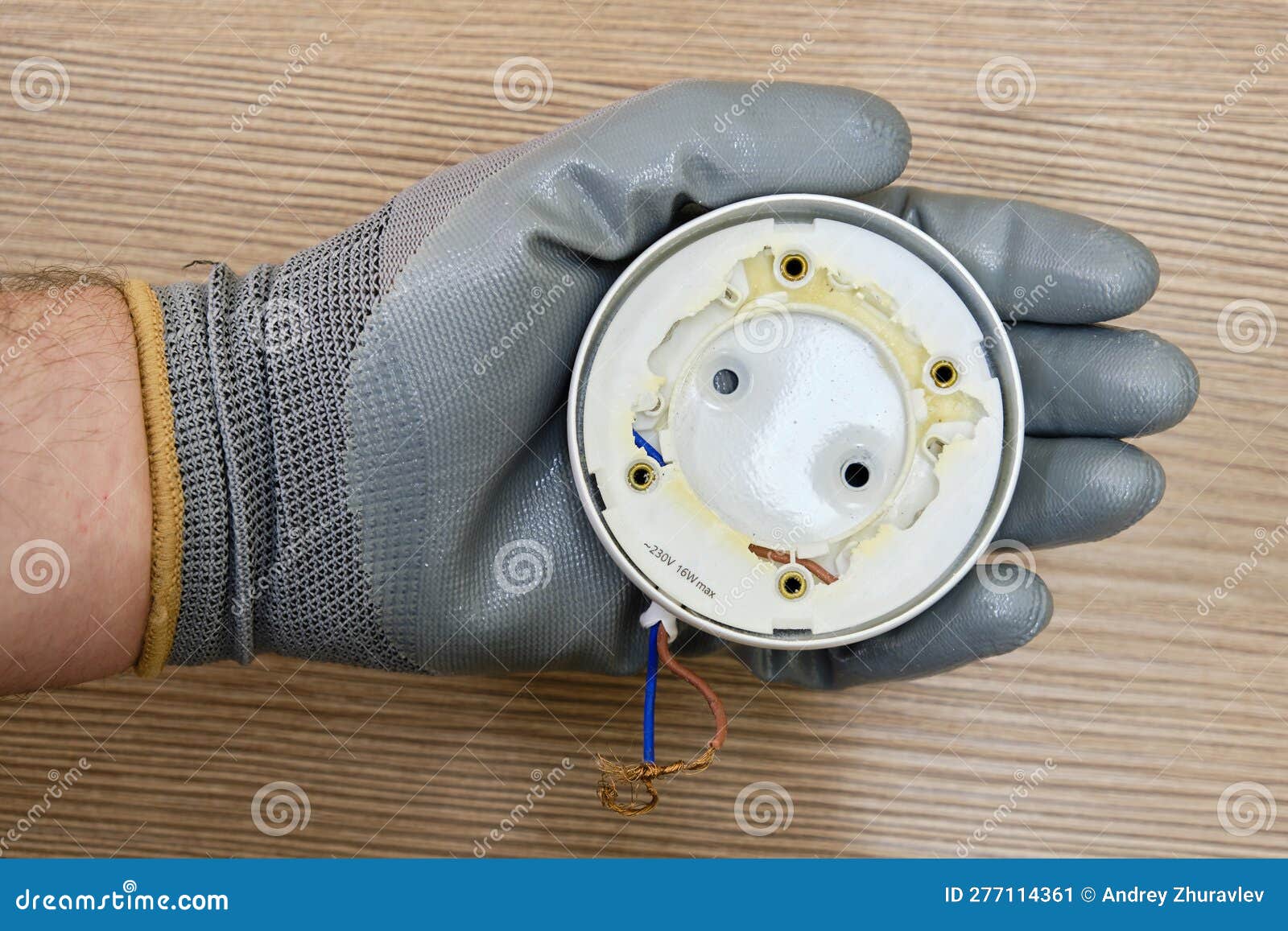 Burnt Ceiling Light Bulb Holder with Broken Plastic, Problem with ...