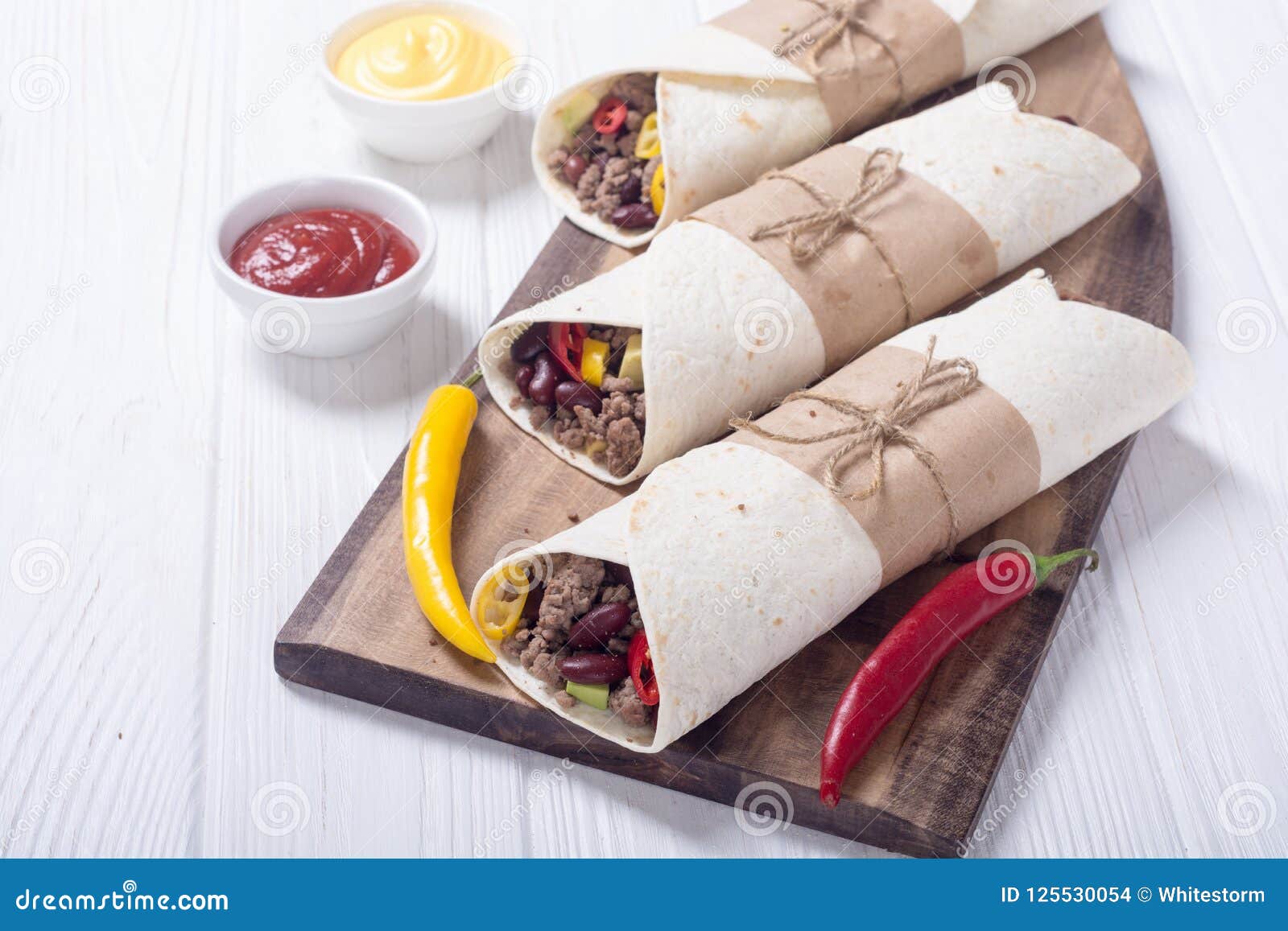 Burrito Mexicain Avec De La Viande De Boeuf Photo stock - Image du noir ...